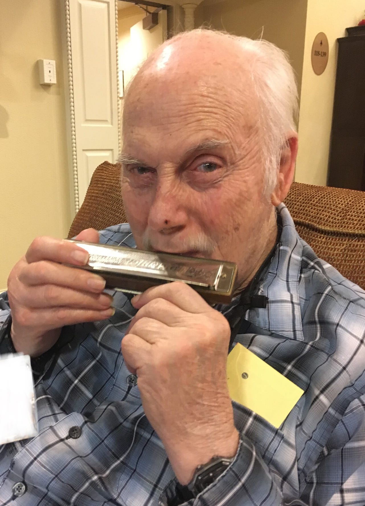 Jon Daker, Peoria singer who stumbled into internet fame, dies at 82