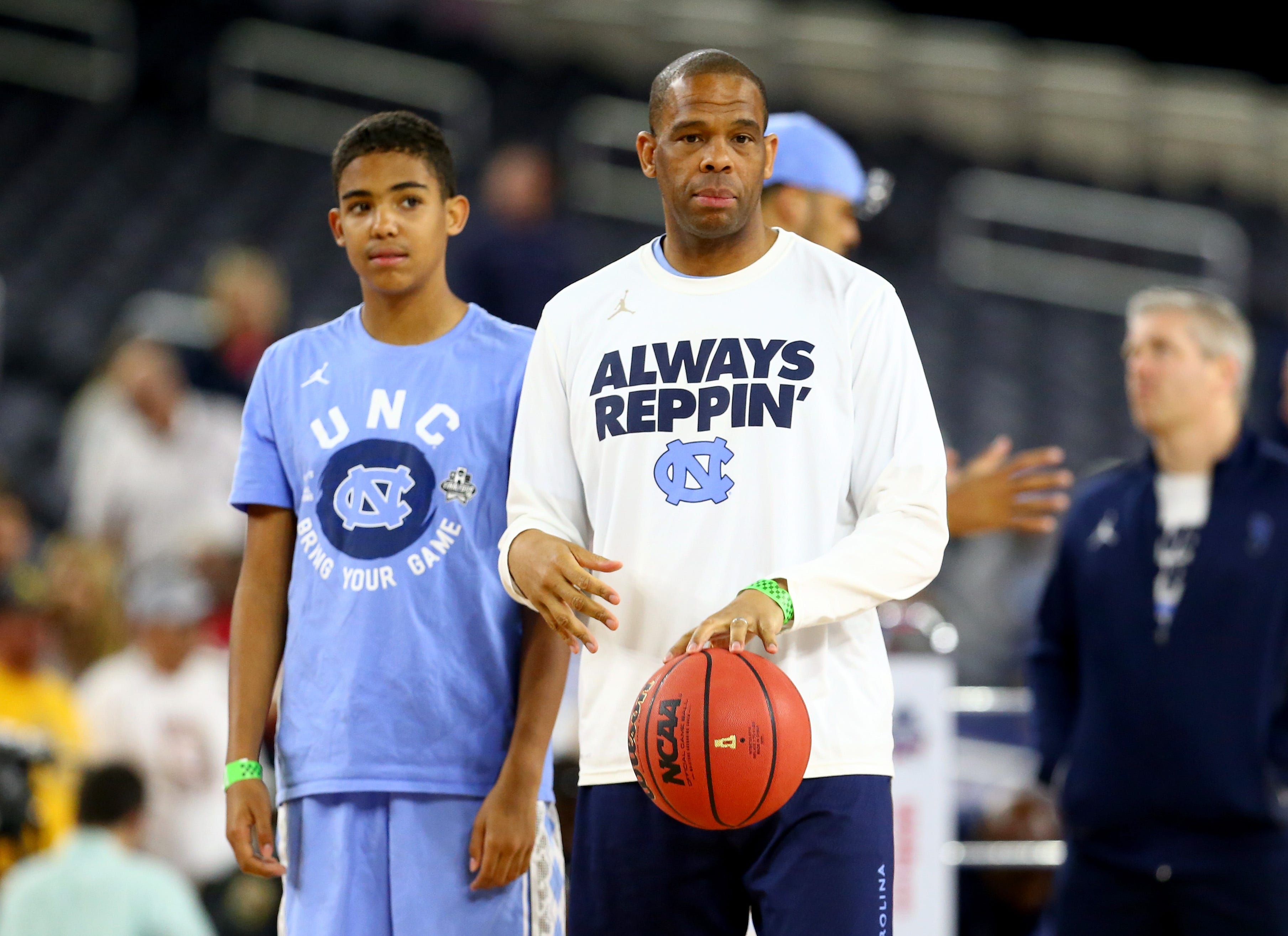 UNC coach Hubert Davis’ son Elijah Davis on run to Final Four vs. Duke