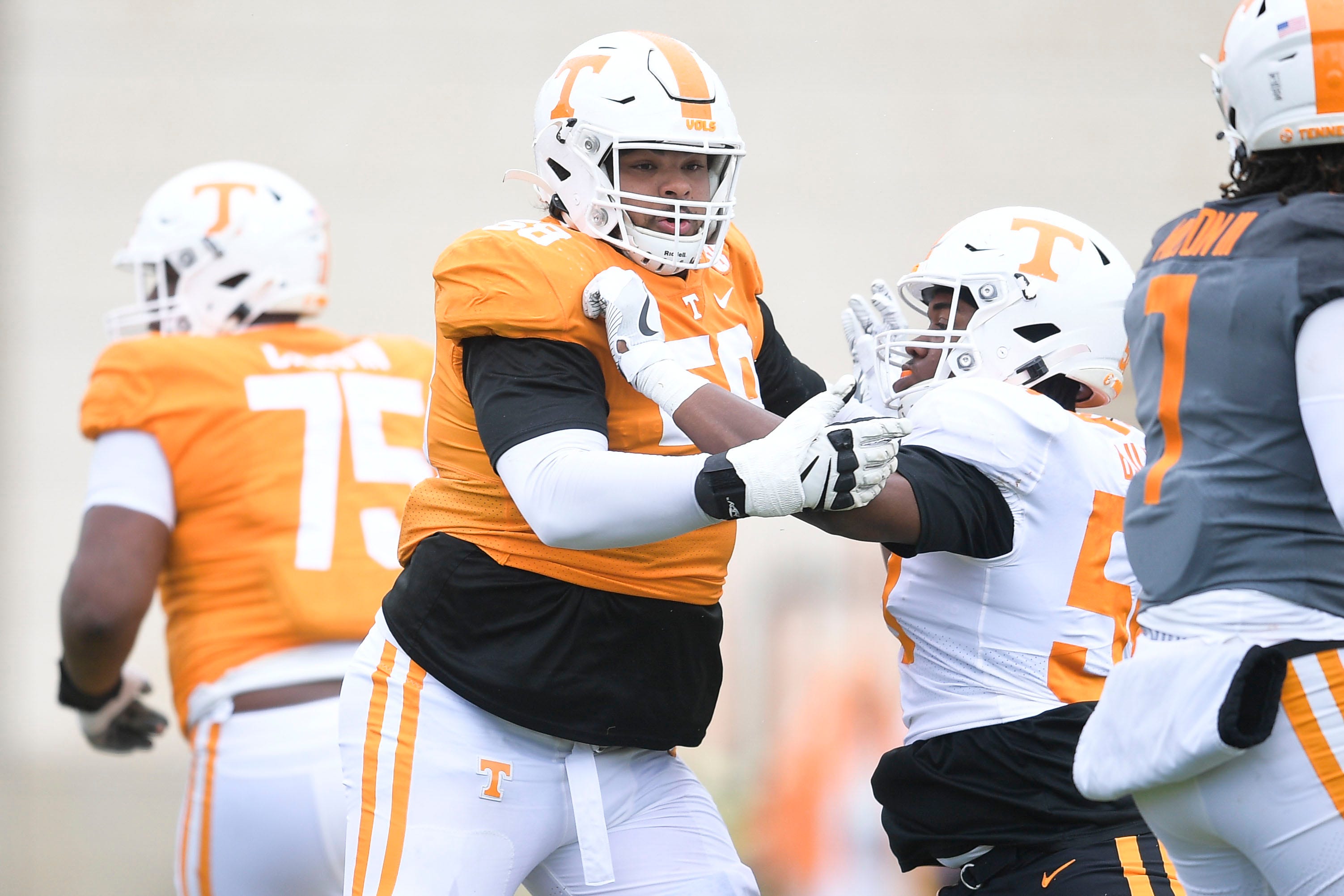Darnell Wright: Tennessee football offensive lineman switches back