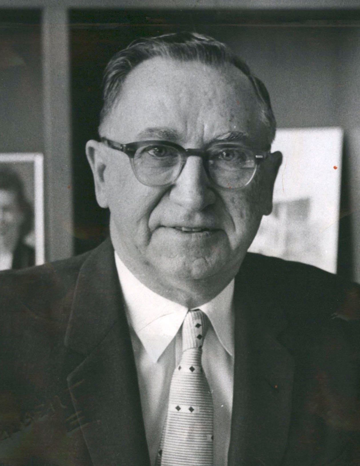 Albert Cobo defeats George Edwards in bitter 1949 mayoral race