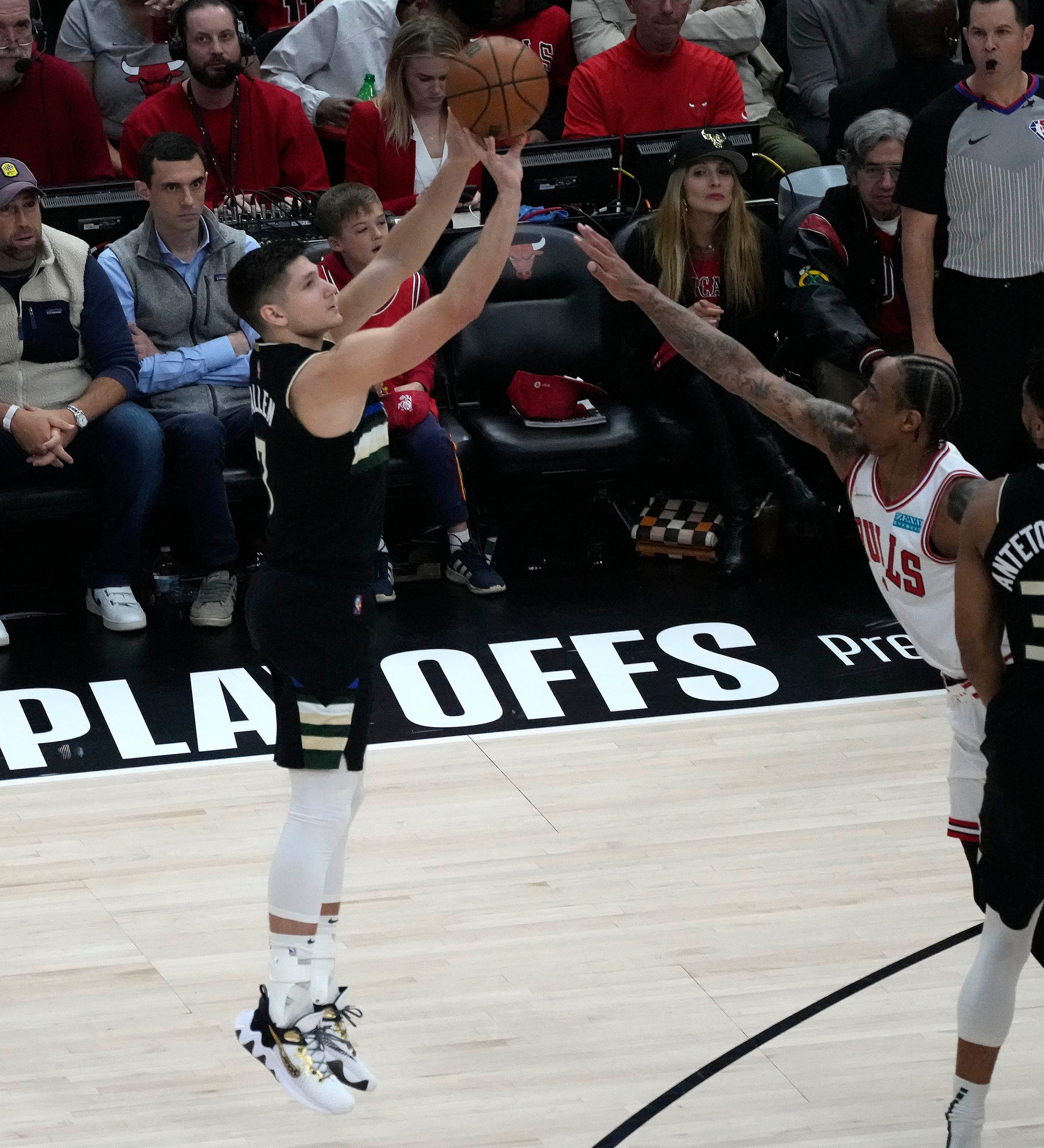 Grayson Allen, Pat Connaughton star for Bucks vs. Bulls in Game 3