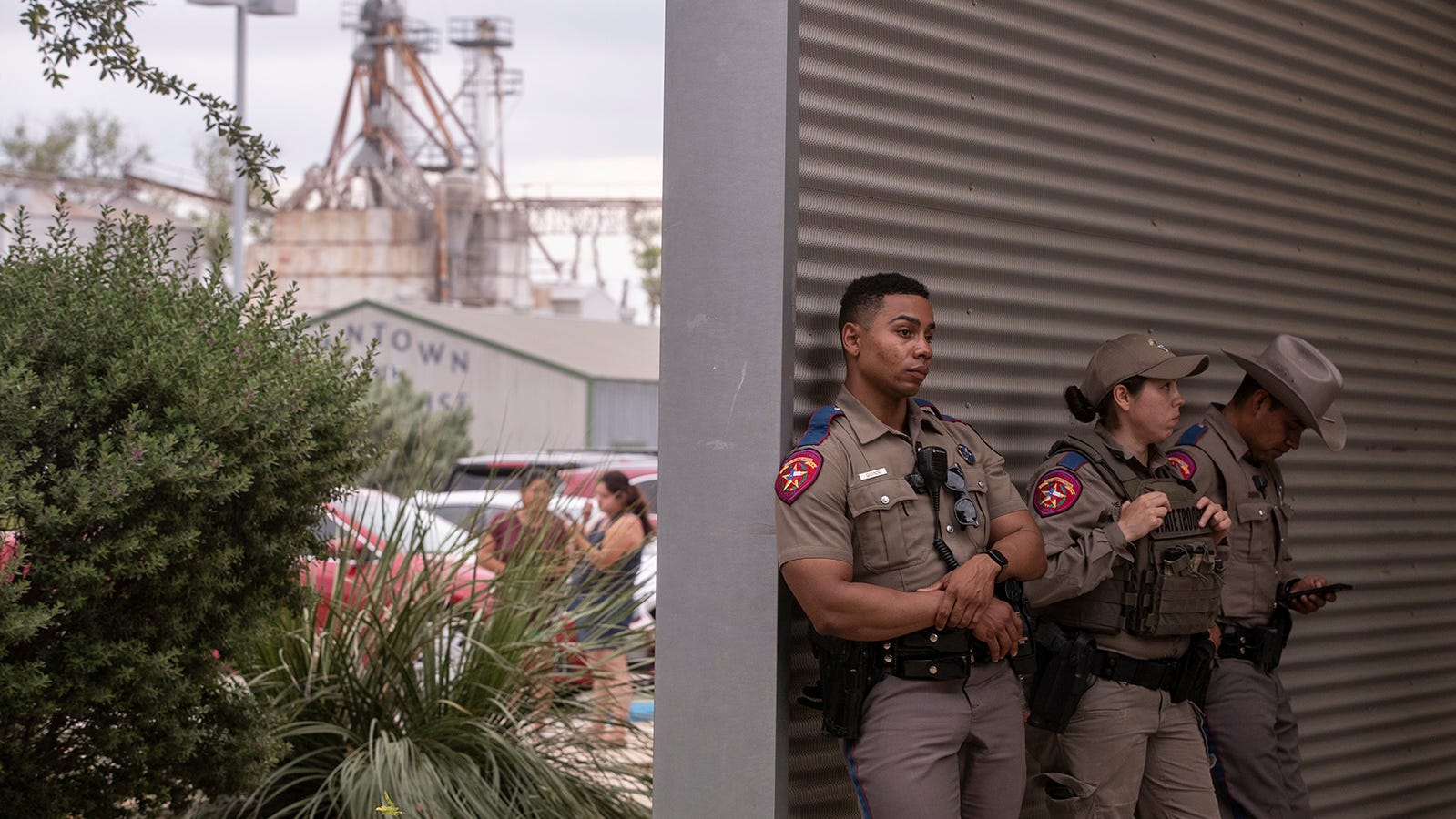 Uvalde, Texas shooting onlookers reportedly urged police to intervene Uvalde, Texas shooting onlookers reportedly urged police to intervene