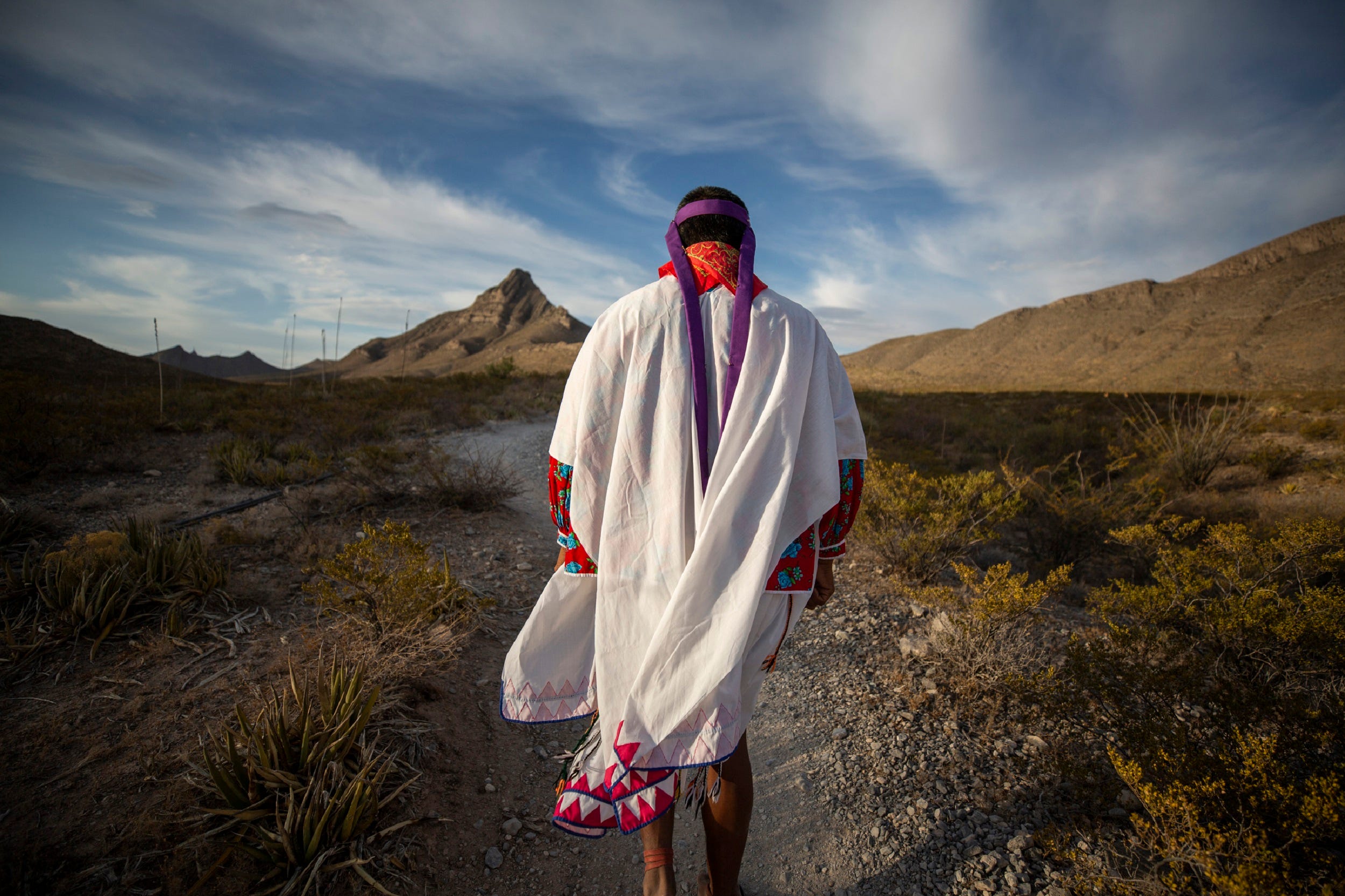 Rarámuri runners visit Cuidad Juárez to lead hike, demonstrate skill