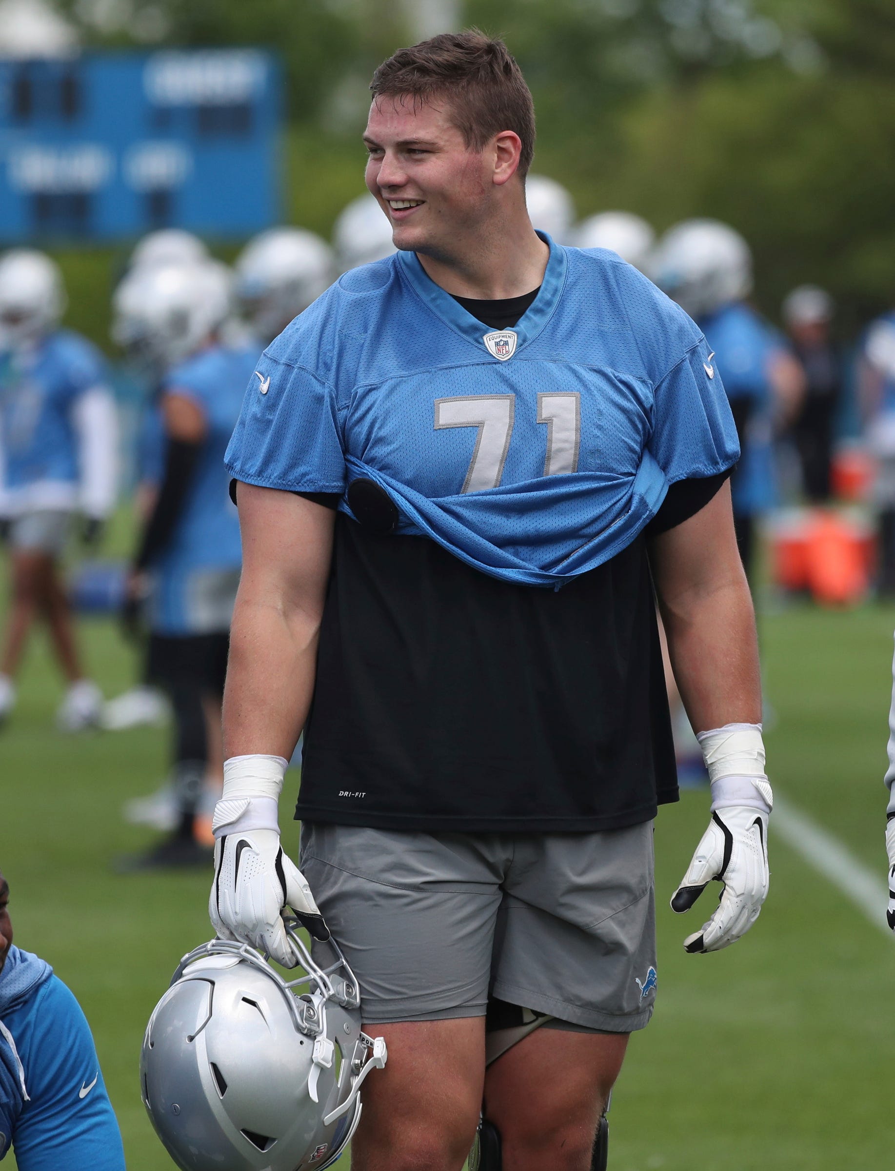 Logan Stenberg gets emotional support from Detroit Lions OL teammates