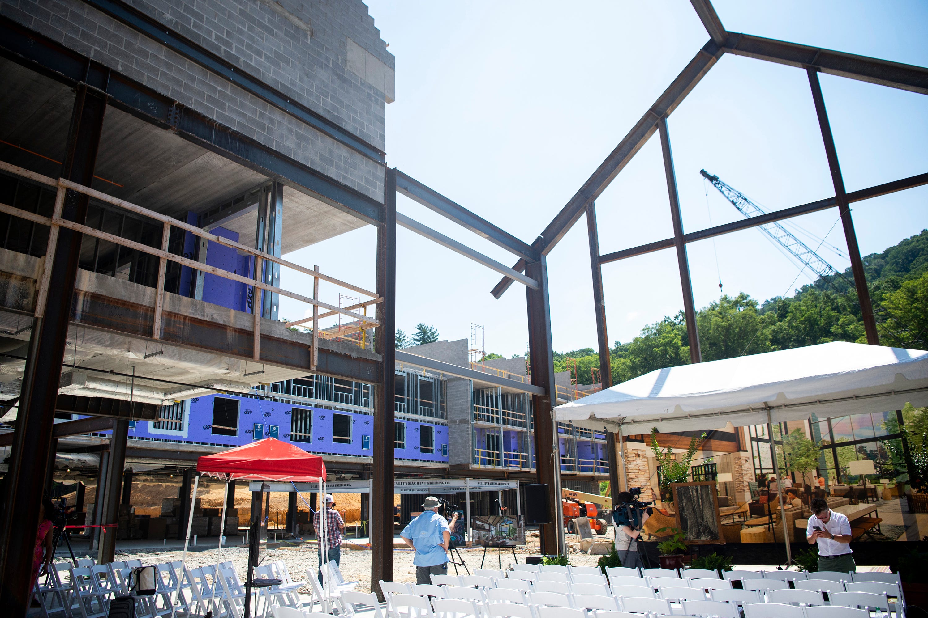 Dolly Parton unveils HeartSong Lodge and Resort progress at Dollywood ...