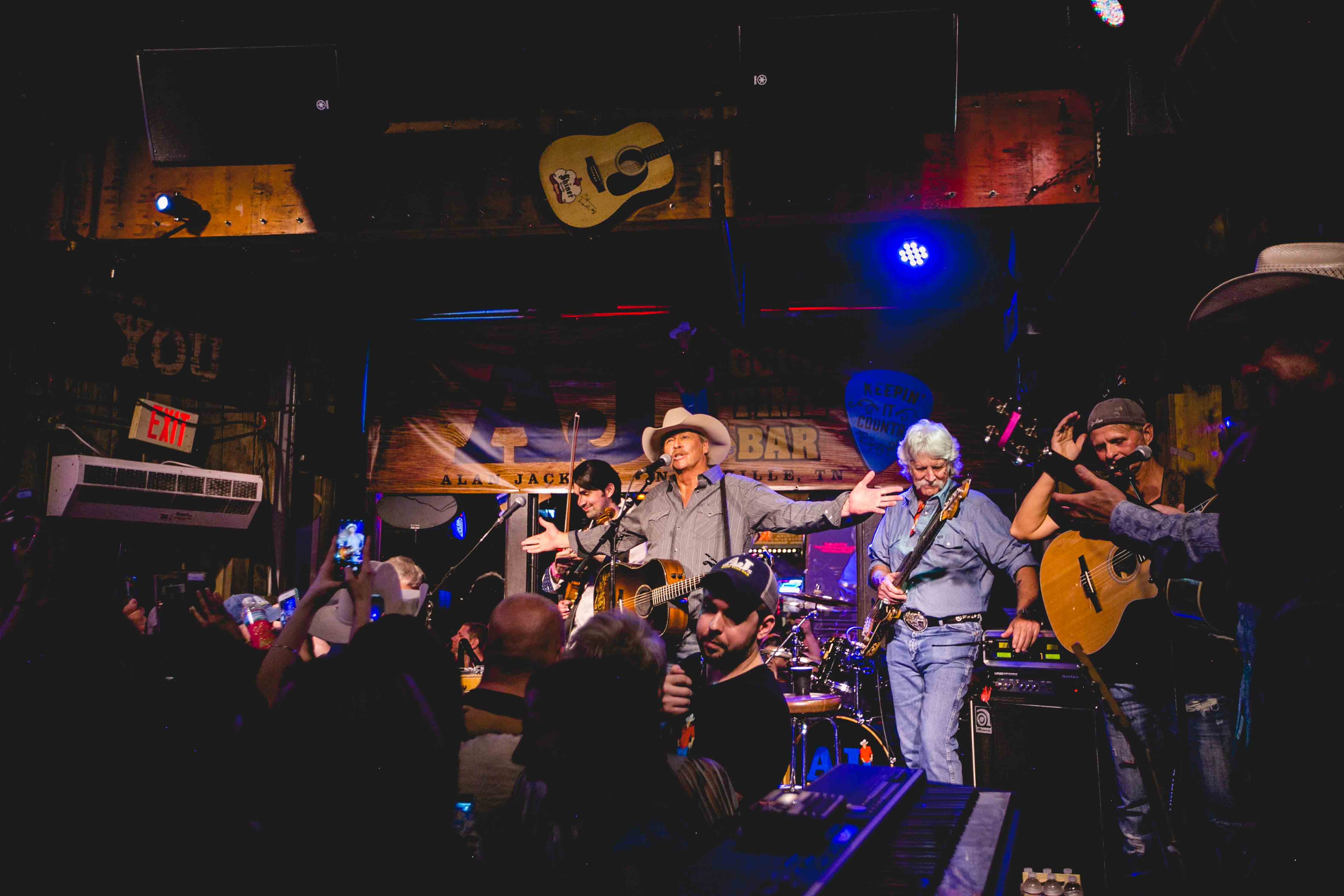 Guide to country singer bars, honky tonks in Nashville