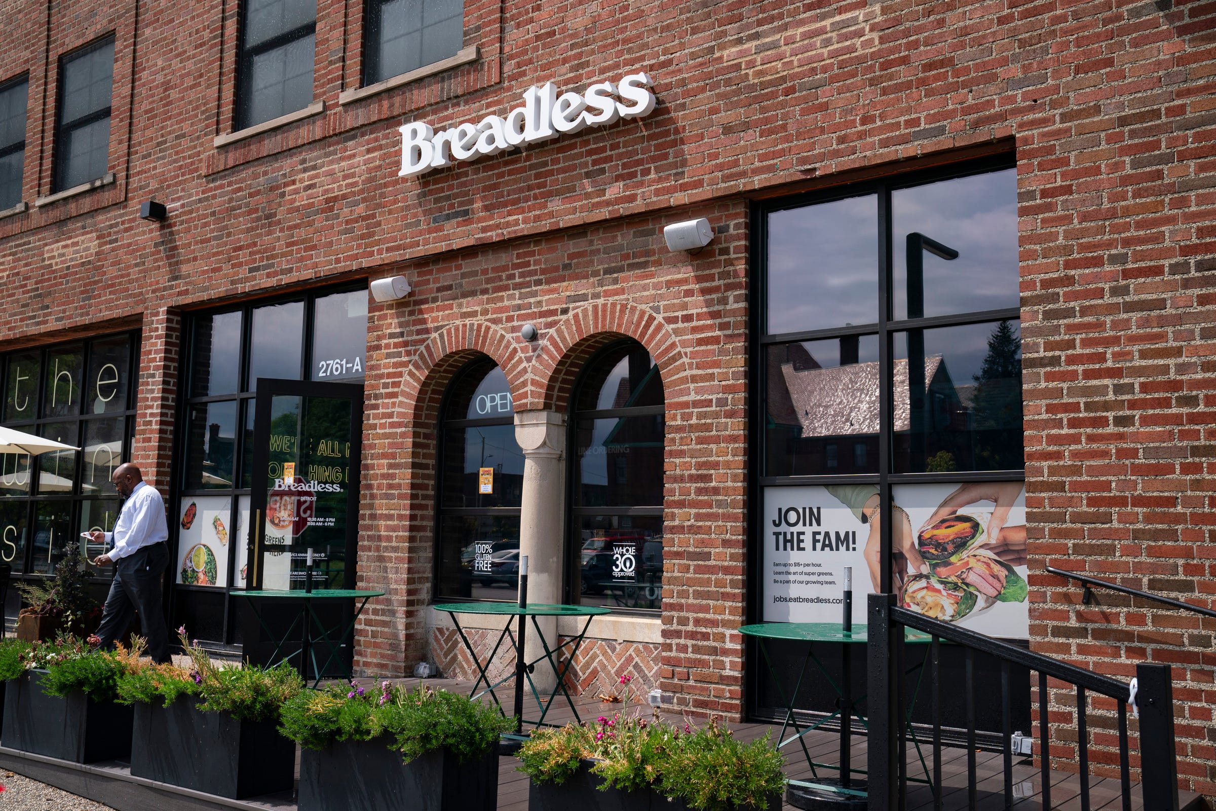 Breadless sandwich shop in Detroit brings healthy wraps
