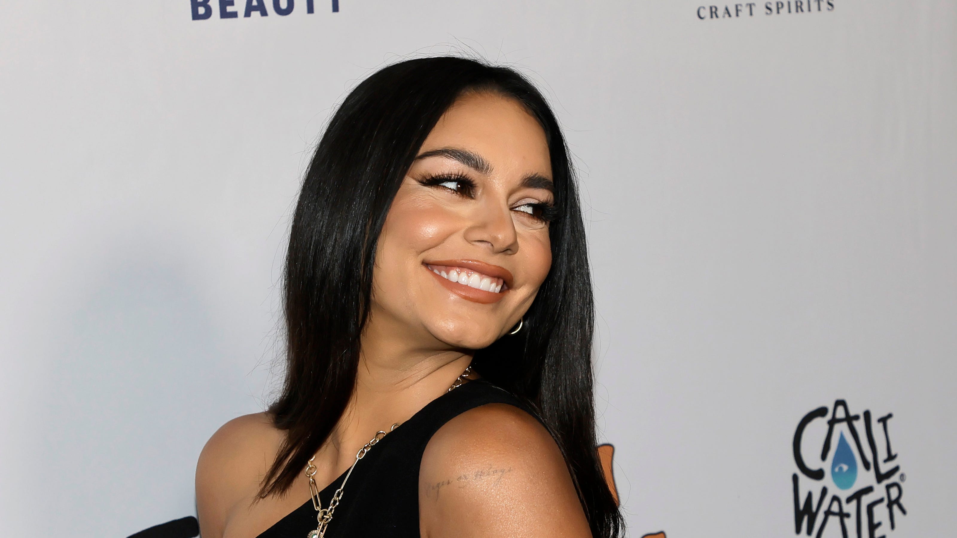 Vanessa Hudgens Cole Tucker Announce Engagement See The Ring Here vanessa-hudgens-cole-tucker-announce-engagement-see-the-ring-here