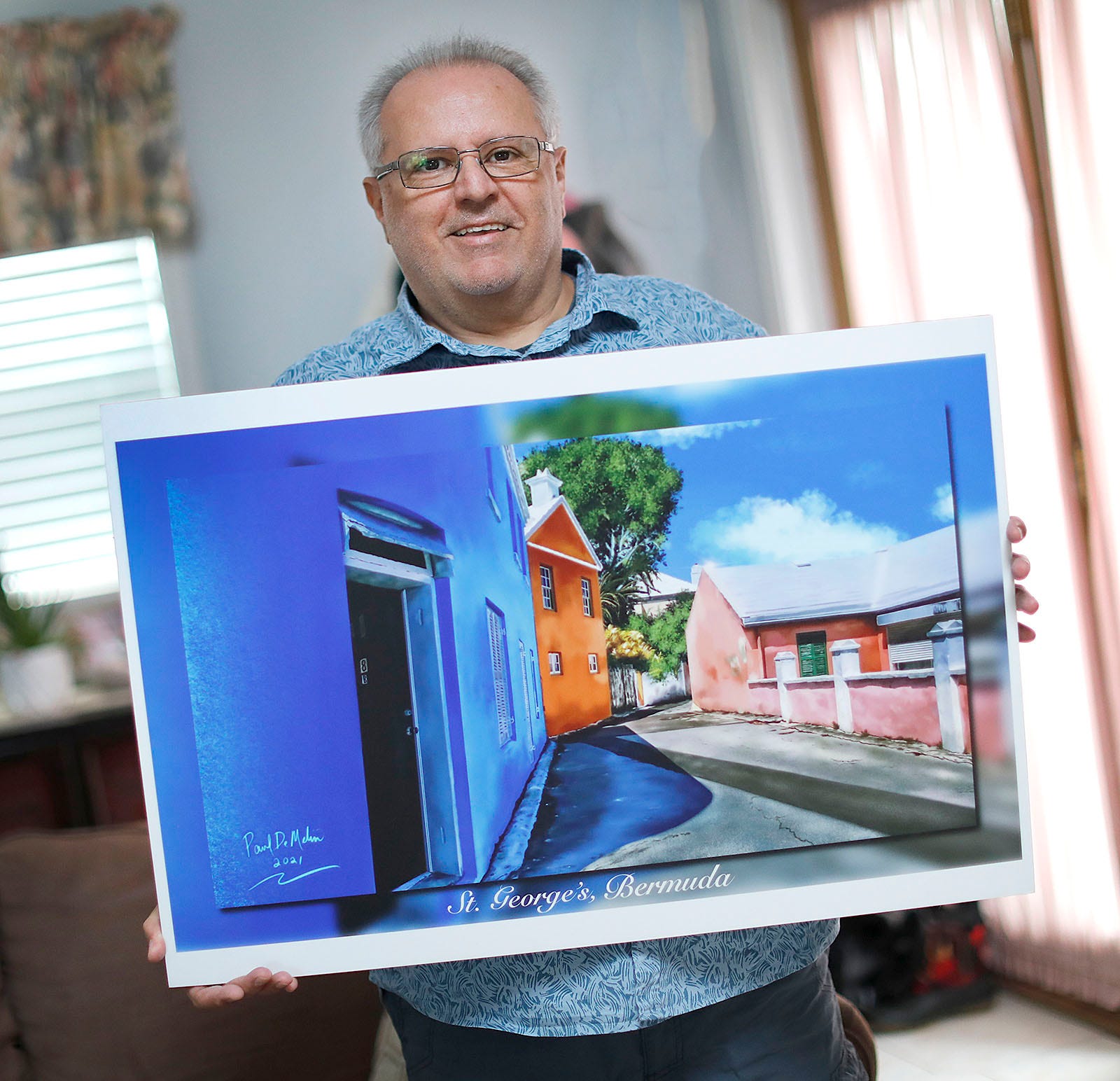 Quincy artist presents gifts of art to Bermuda homeowners