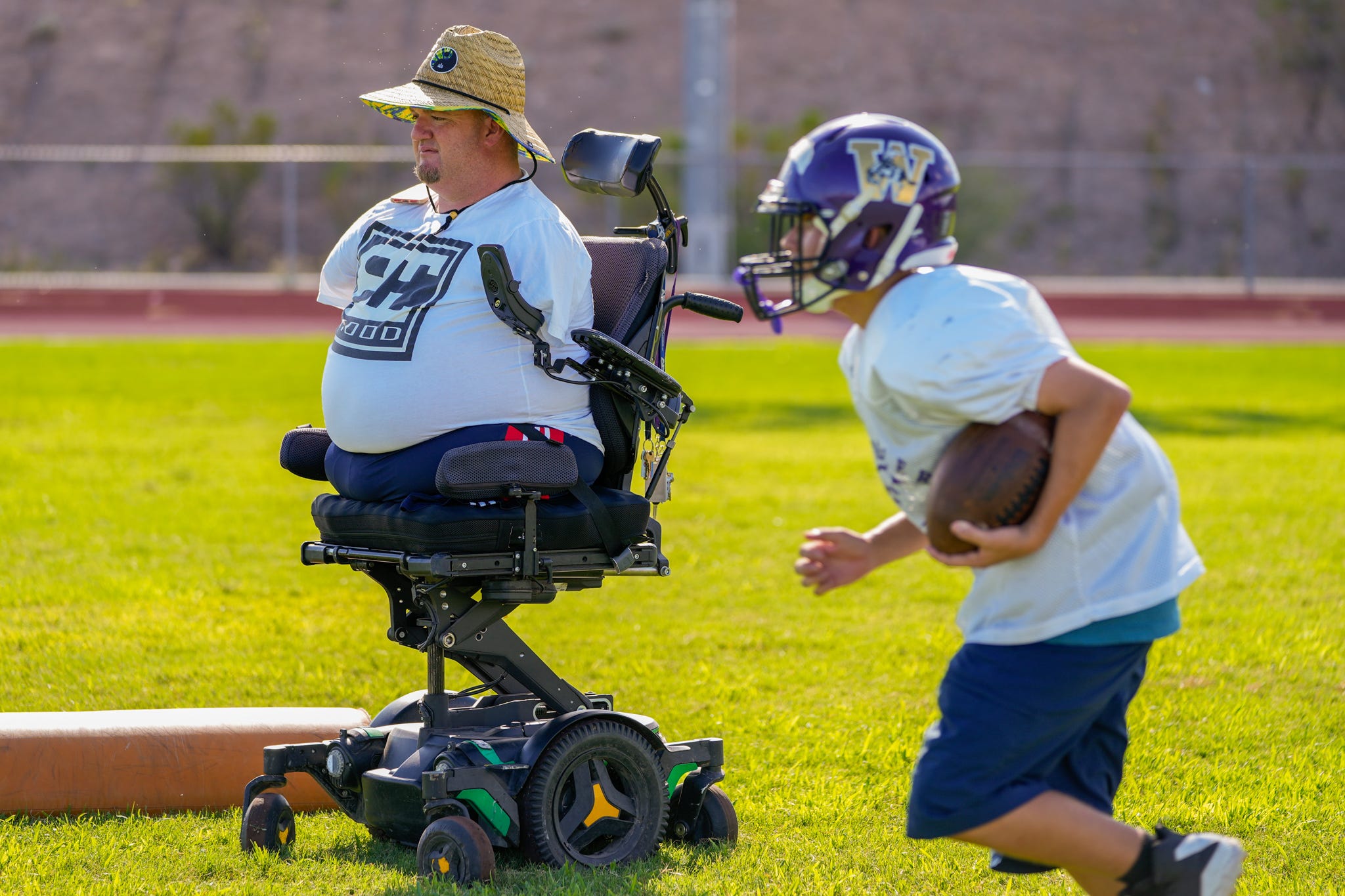 Arizona football coach, born without arms and legs, sees no obstacles