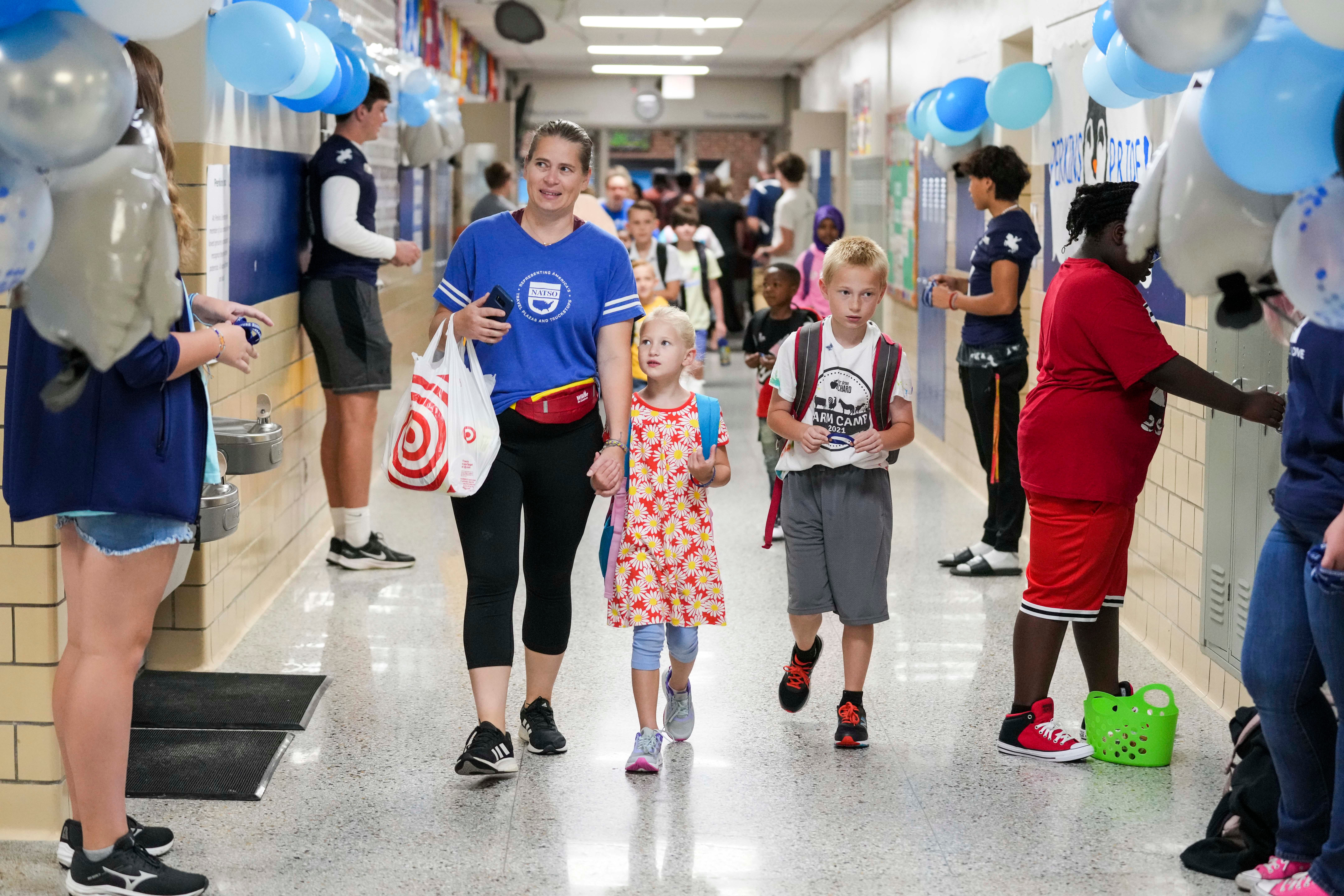 Des Moines families return to tradition of walking children to class