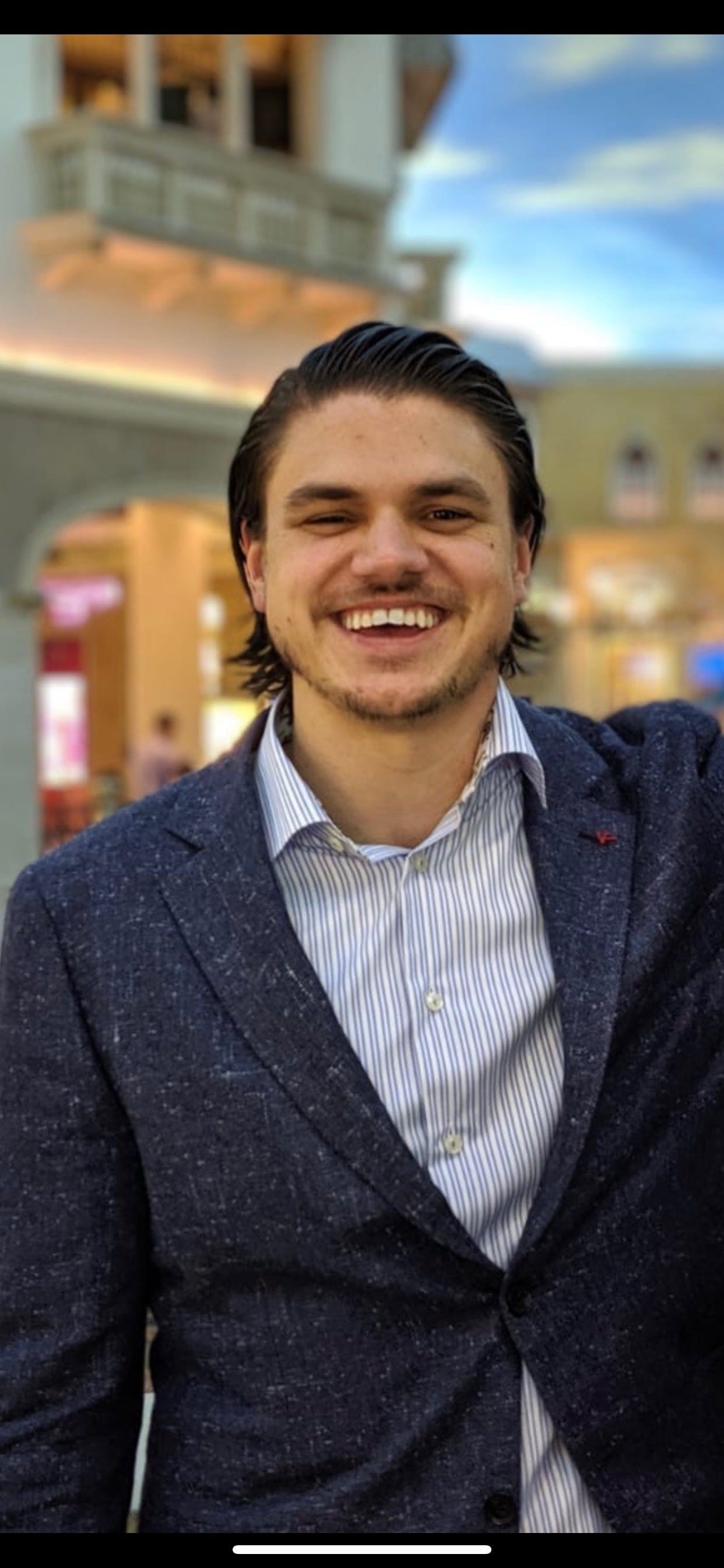 U.S. job growth keeps surging despite slowing economy, recession fears