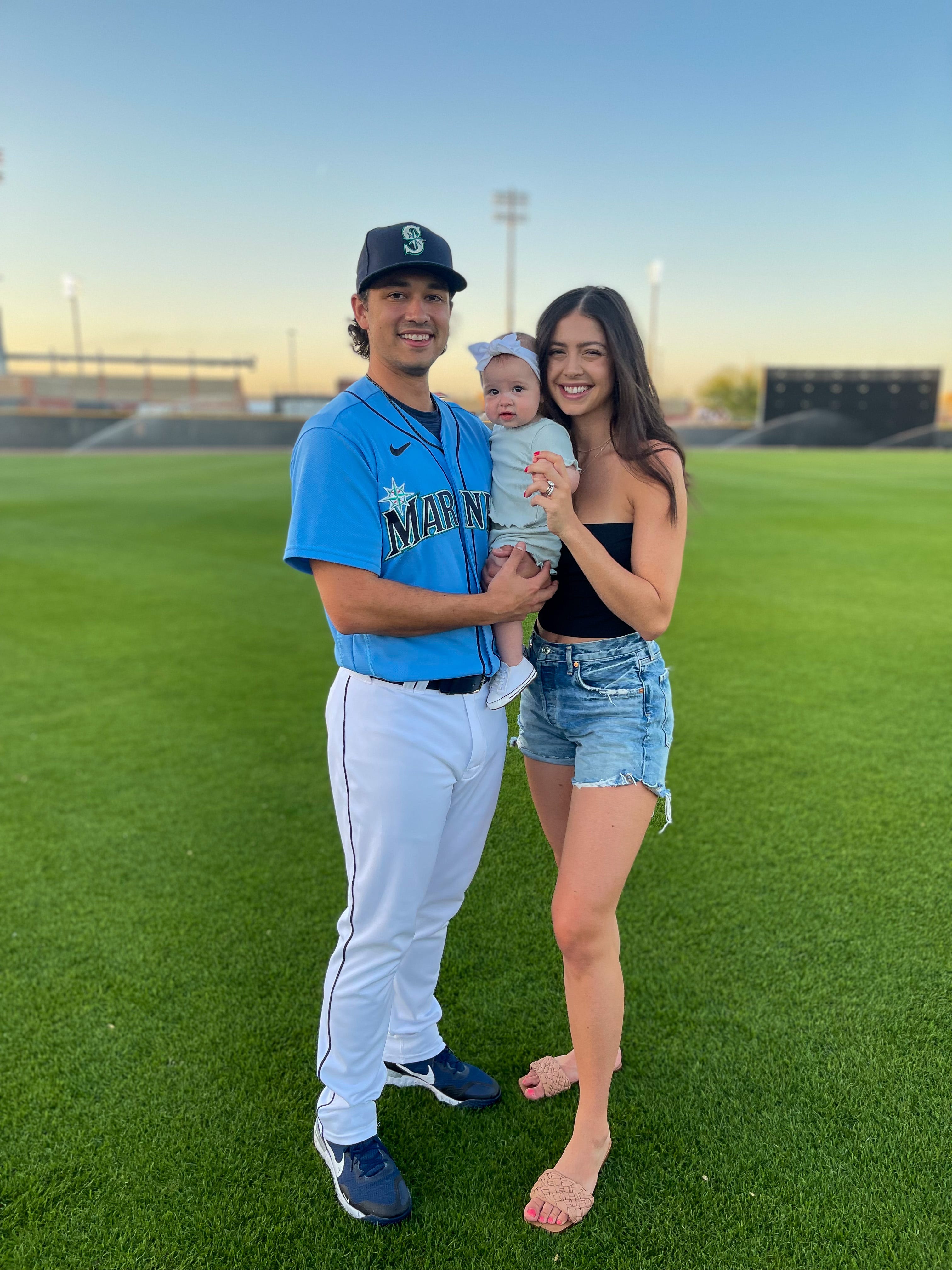 Seattle Mariners pitcher Marco Gonzales, wife help nonprofit with wine