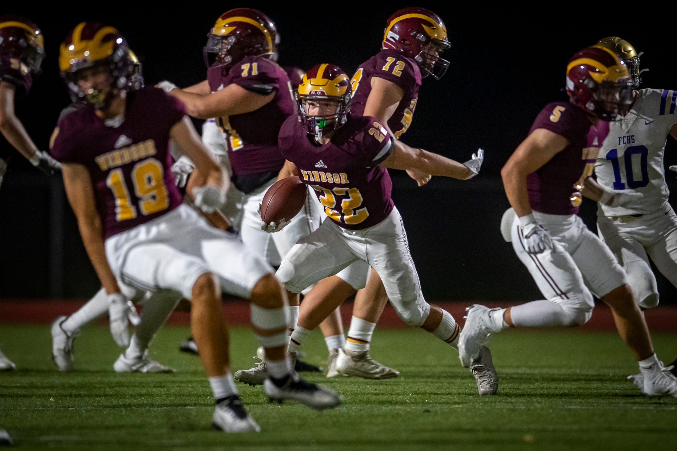 Highlights of 370 rushing yards, 4-TD game by Windsor's Jaden Thomas