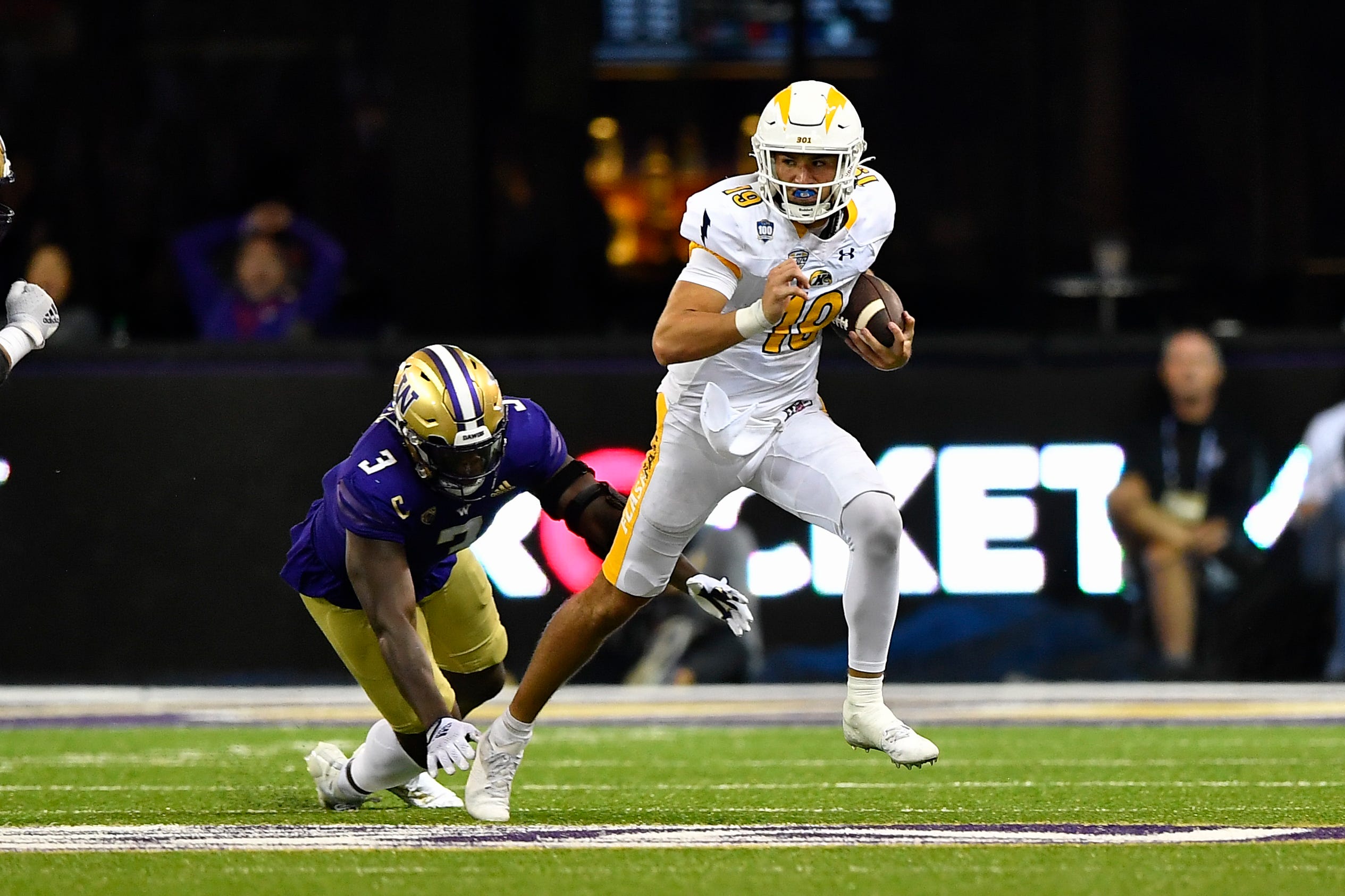 Ability to improvise makes Flashes QB Collin Schlee fun to watch