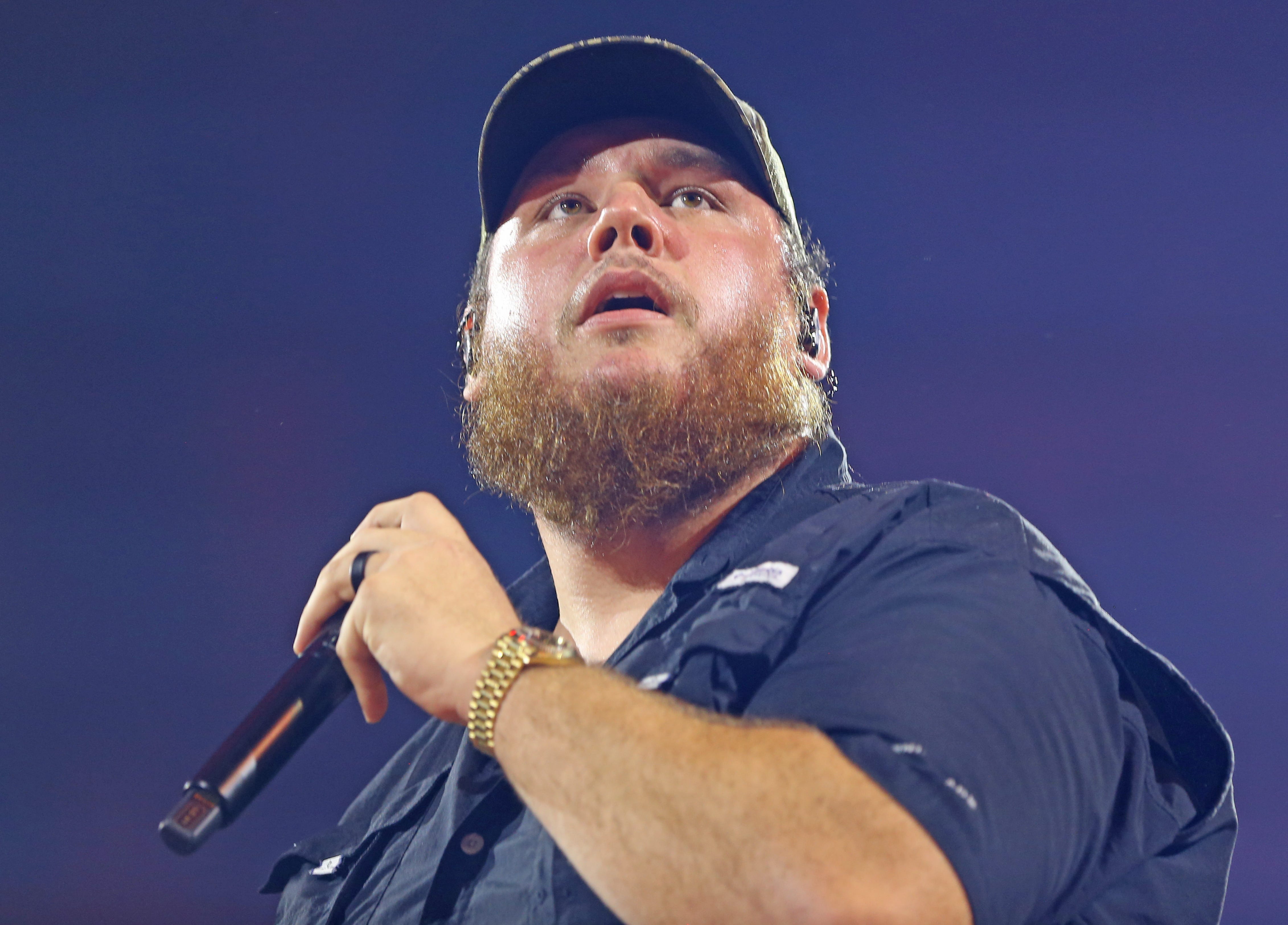 Luke Combs fires up sold-out Resch Center crowd ahead of Packers game