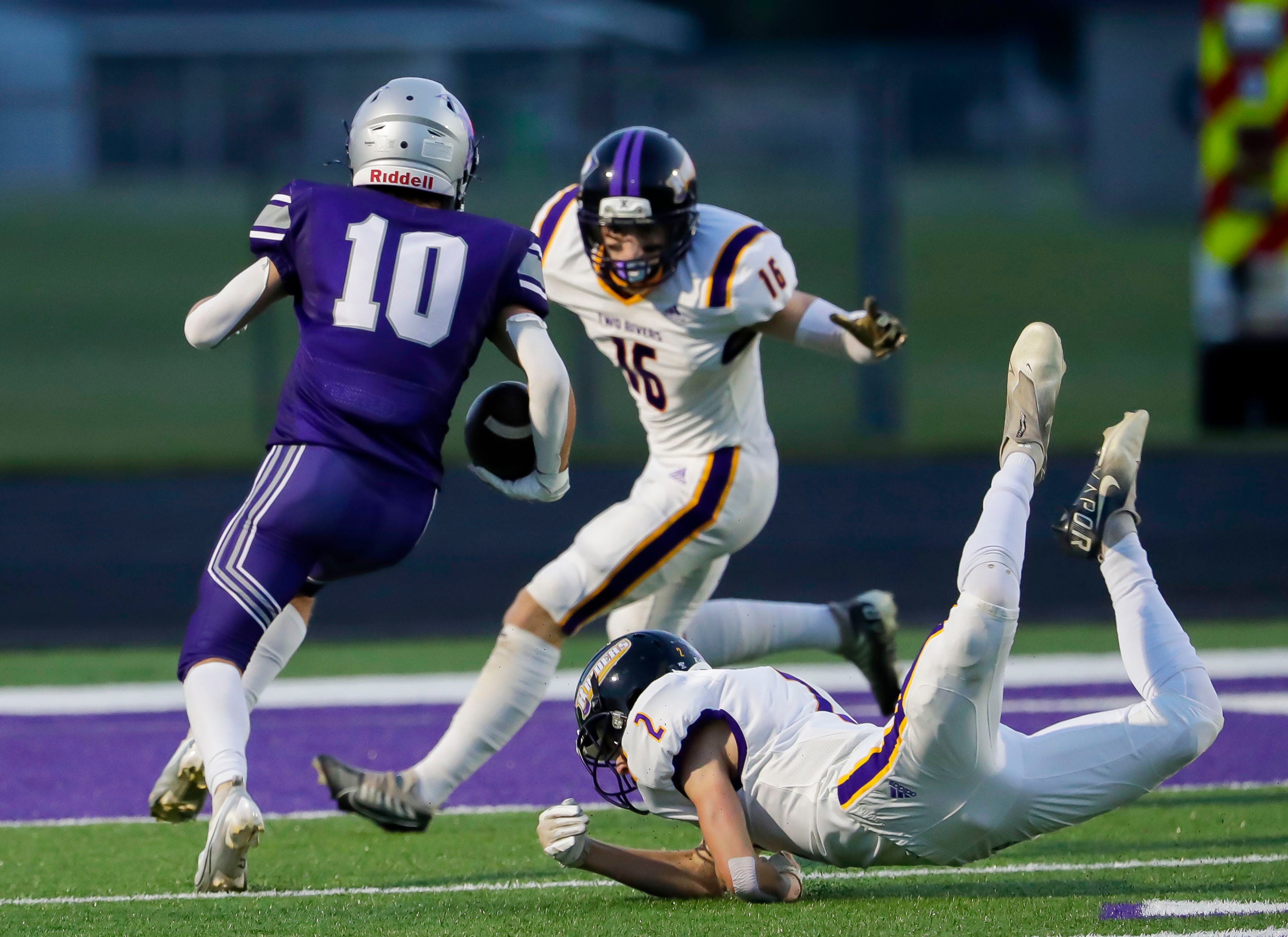 Two Rivers high school football moves to 5-0 with tough win over Kiel