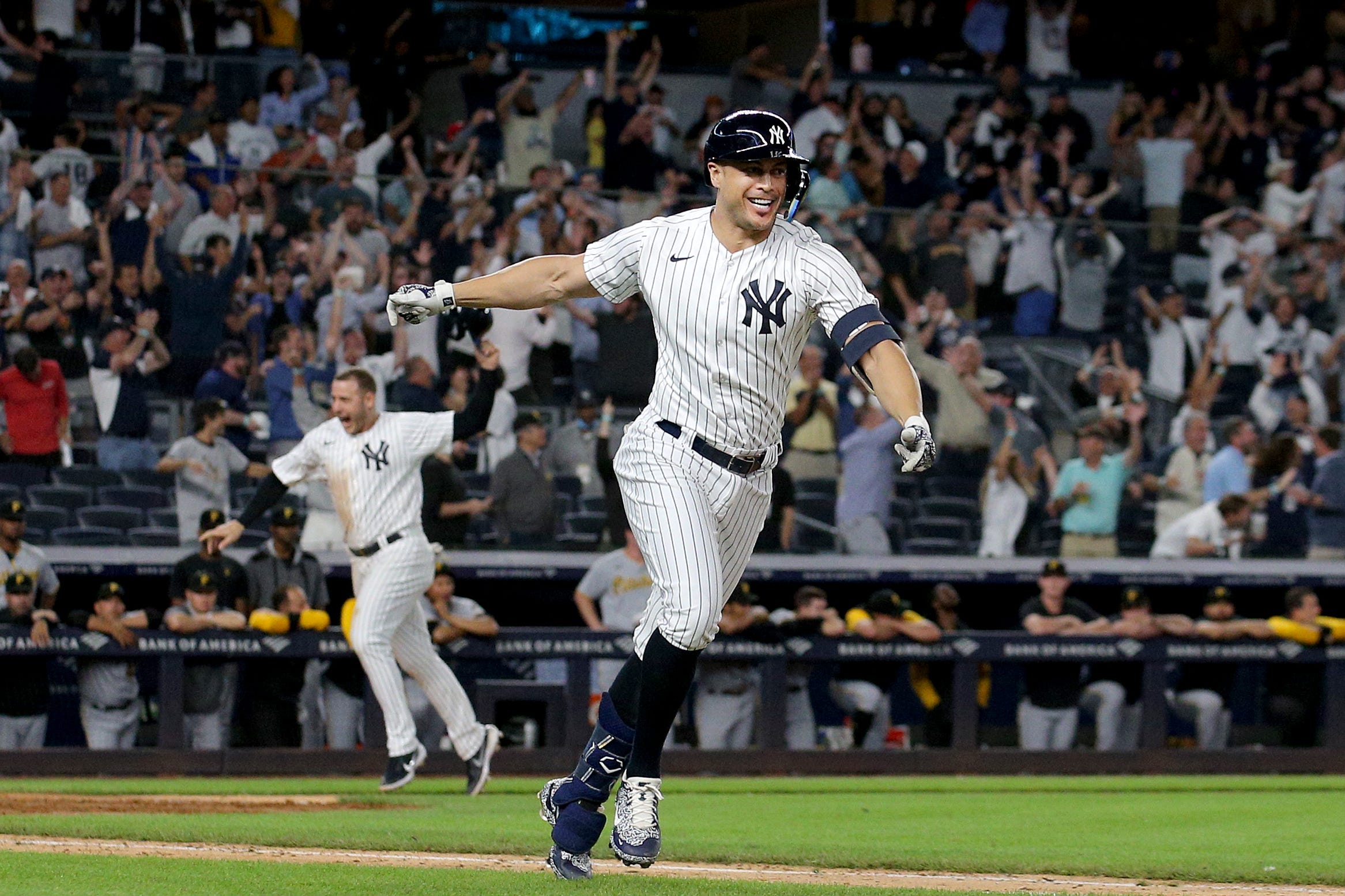 Giancarlo Stanton grand slam leads Yankees over Pirates