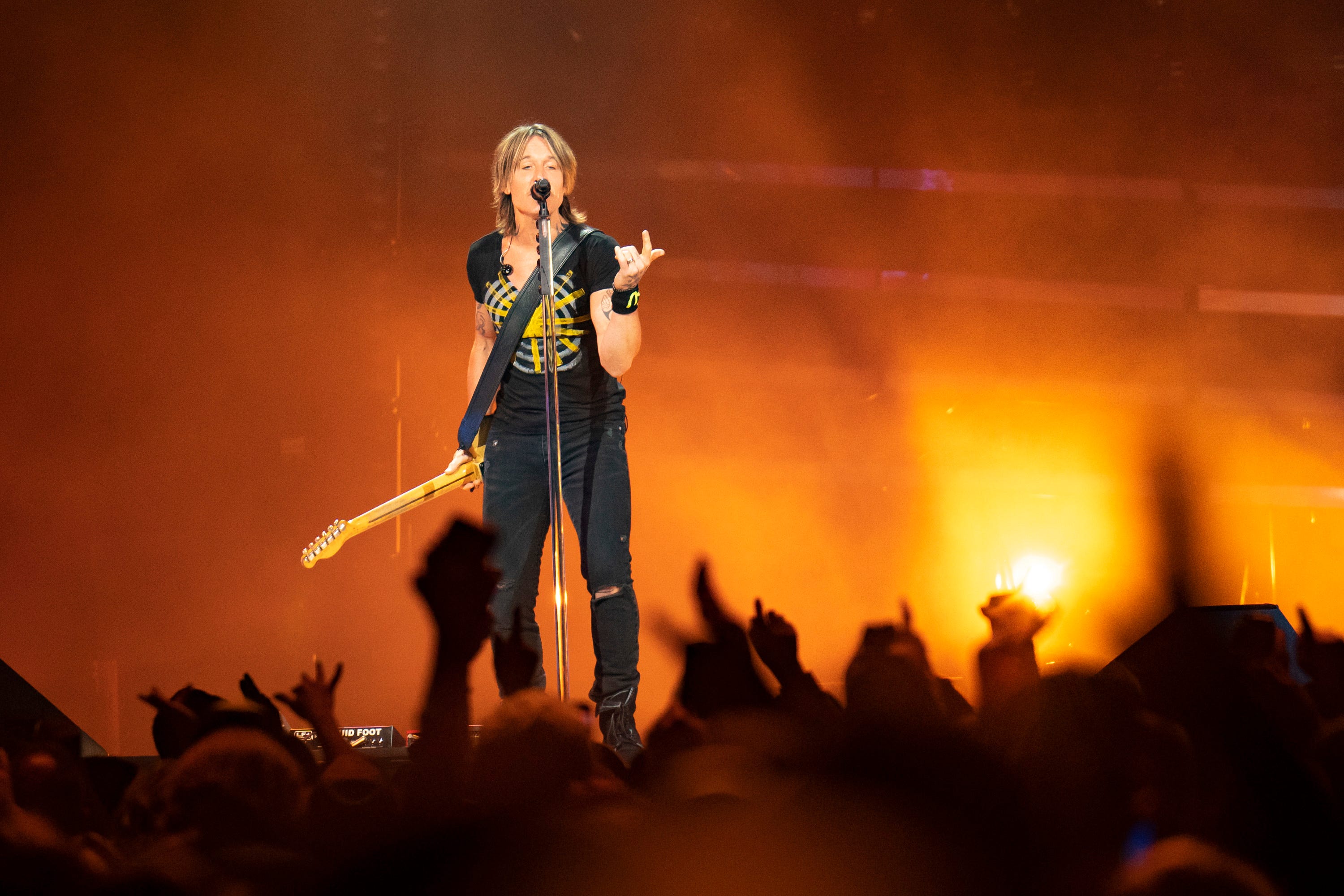Review: Keith Urban gives high-energy performance at Nationwide Arena