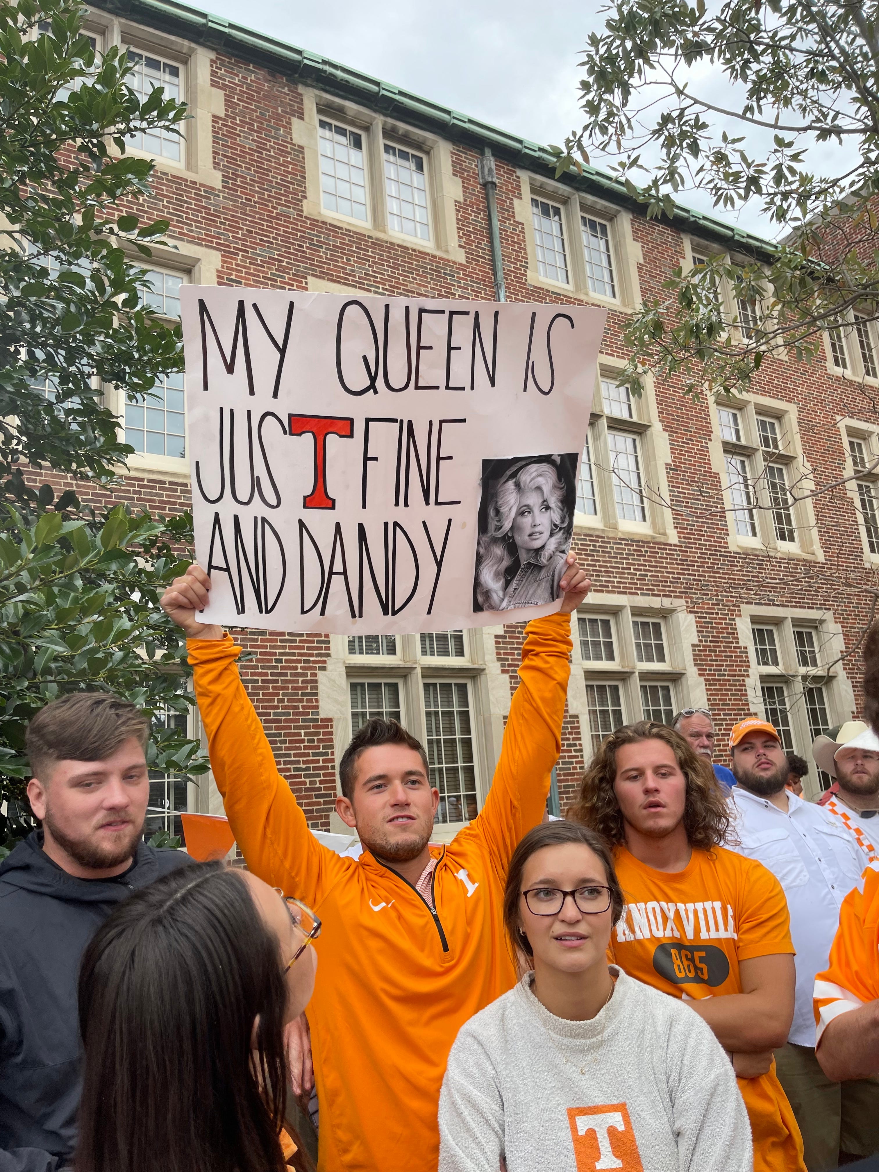 Here are the best signs from College GameDay in Knoxville