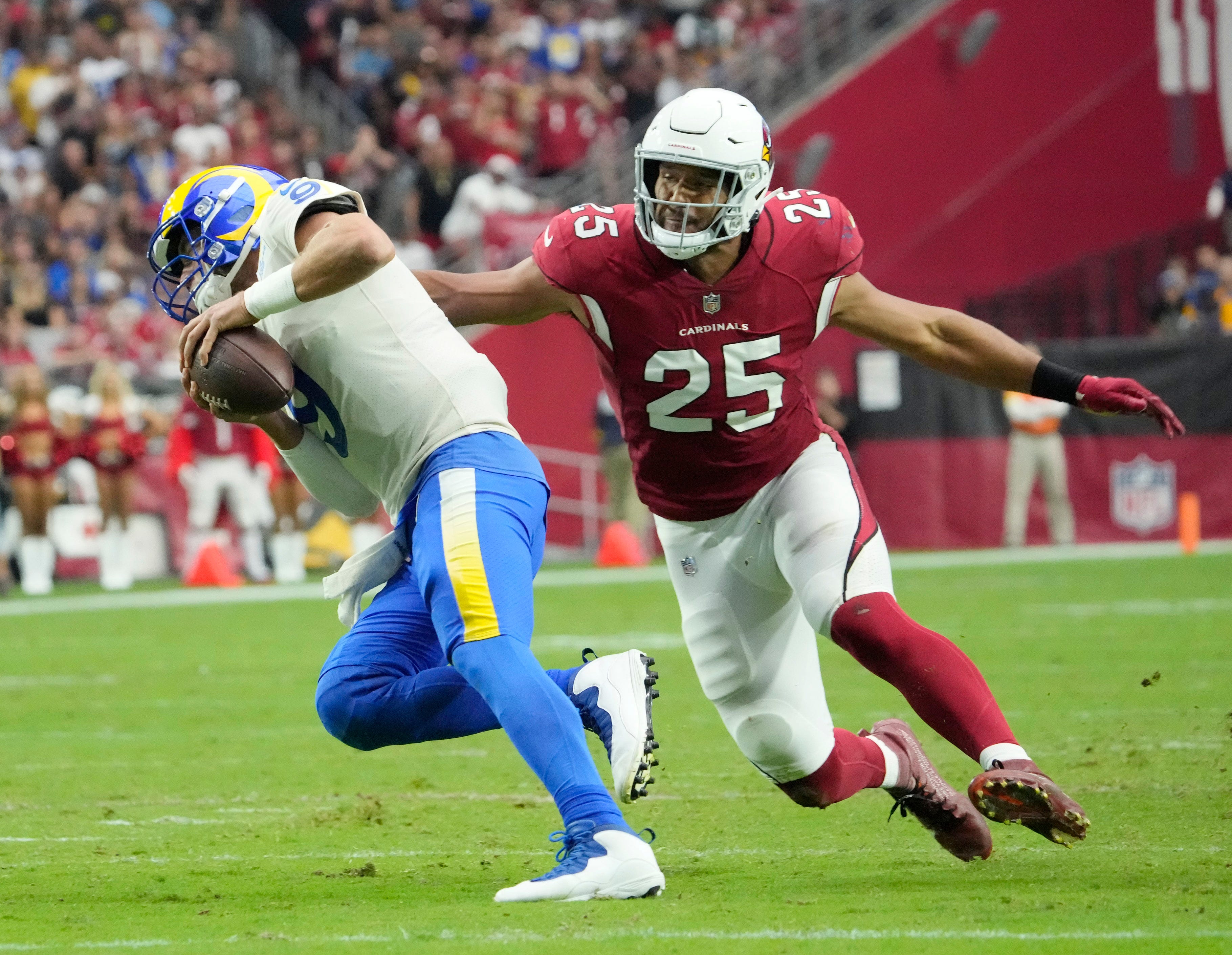 Arizona Cardinals linebacker Zaven Collins makes tackles, calls signals