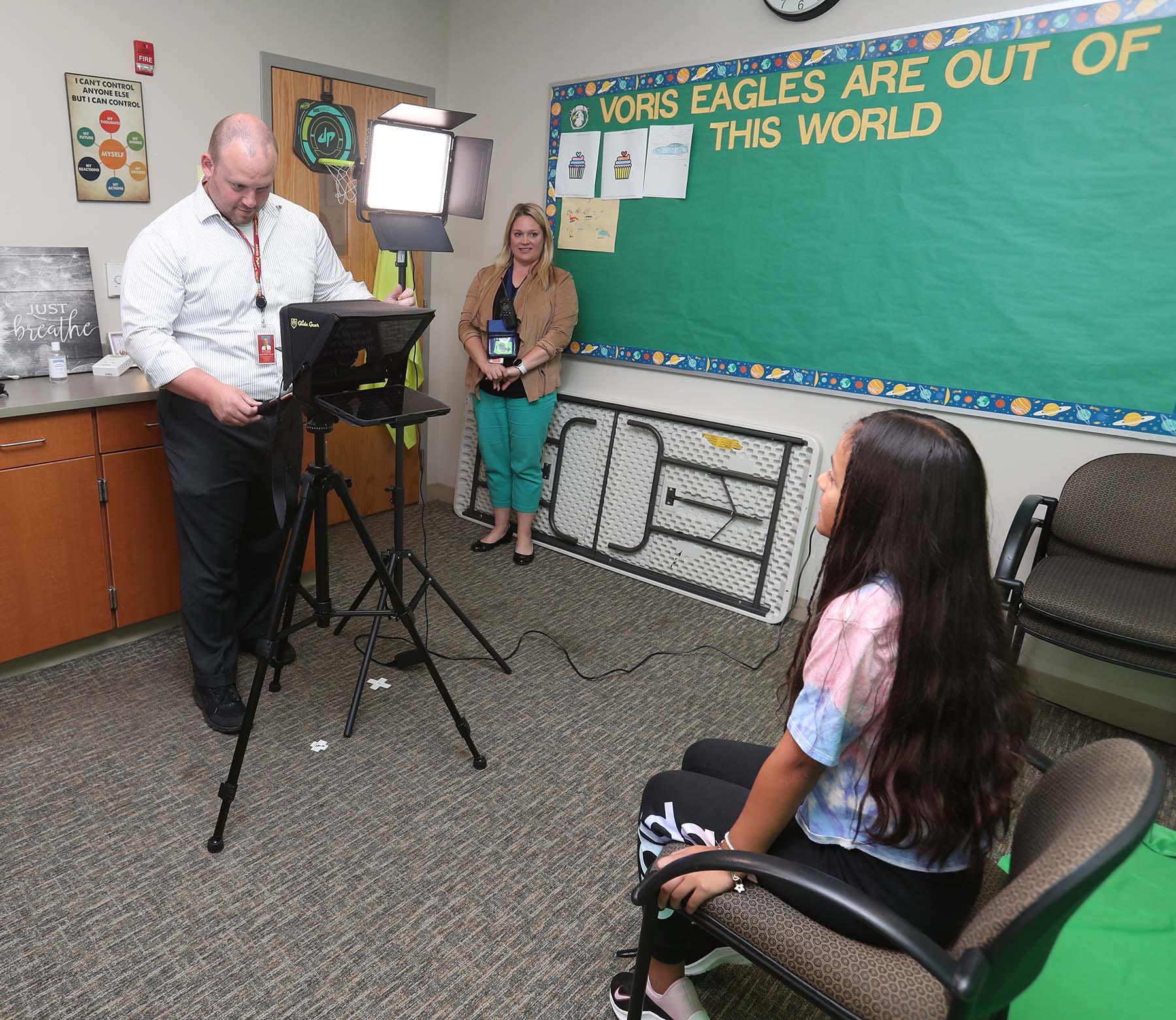 Voris students interview Carlos Baerga, other stars from new TV studio