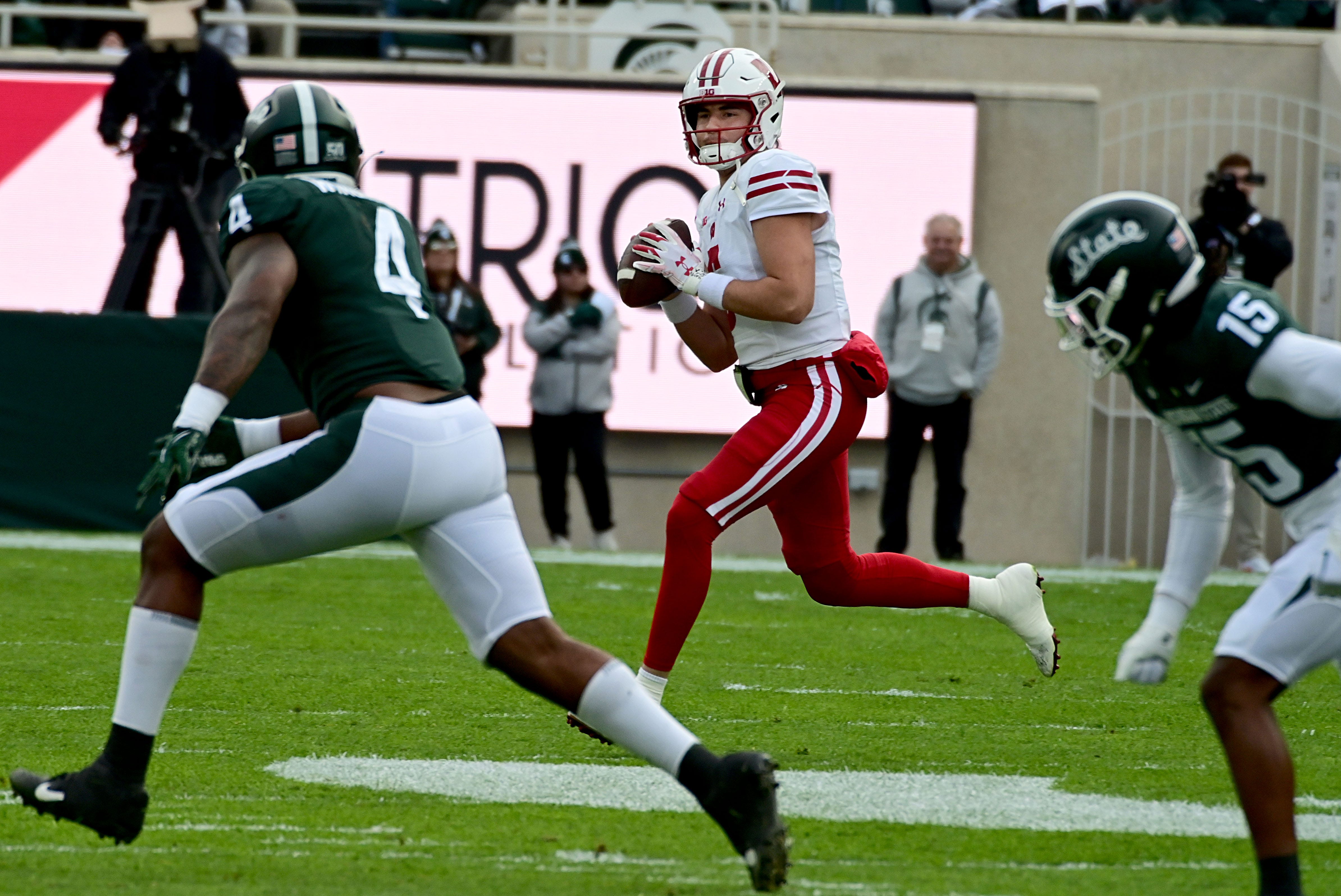 Wisconsin Badgers lean on ground attack in loss to Michigan State