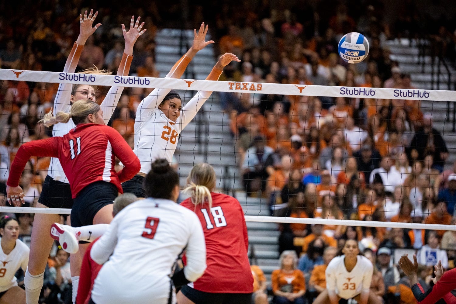 Week after Iowa State loss, Texas volleyball sweeps Texas Tech
