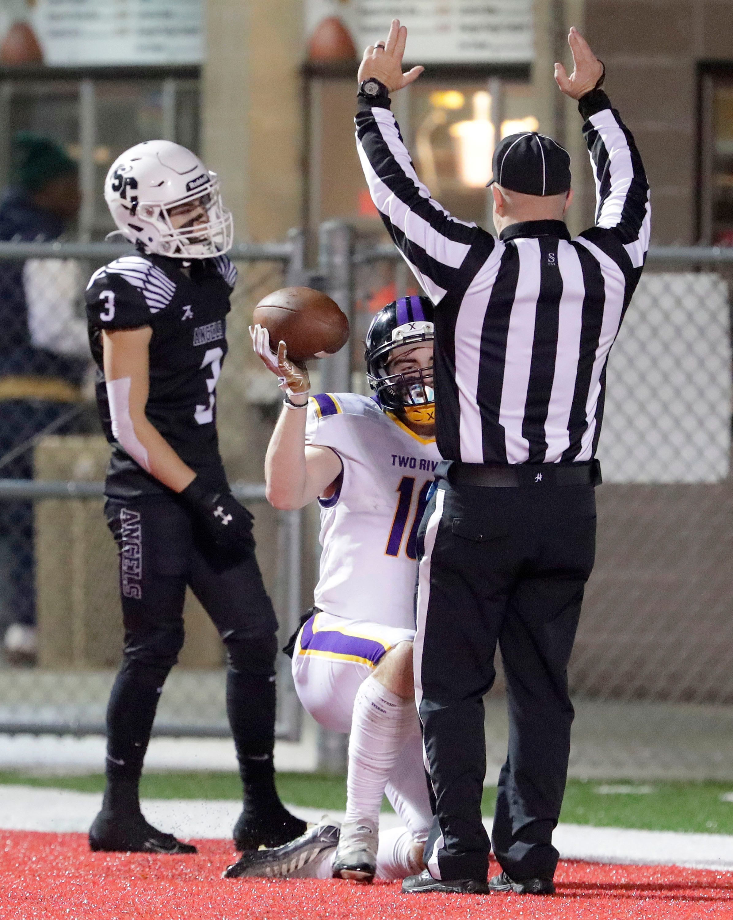 Two Rivers routs Racine St. Catherine's in WIAA football quarterfinal