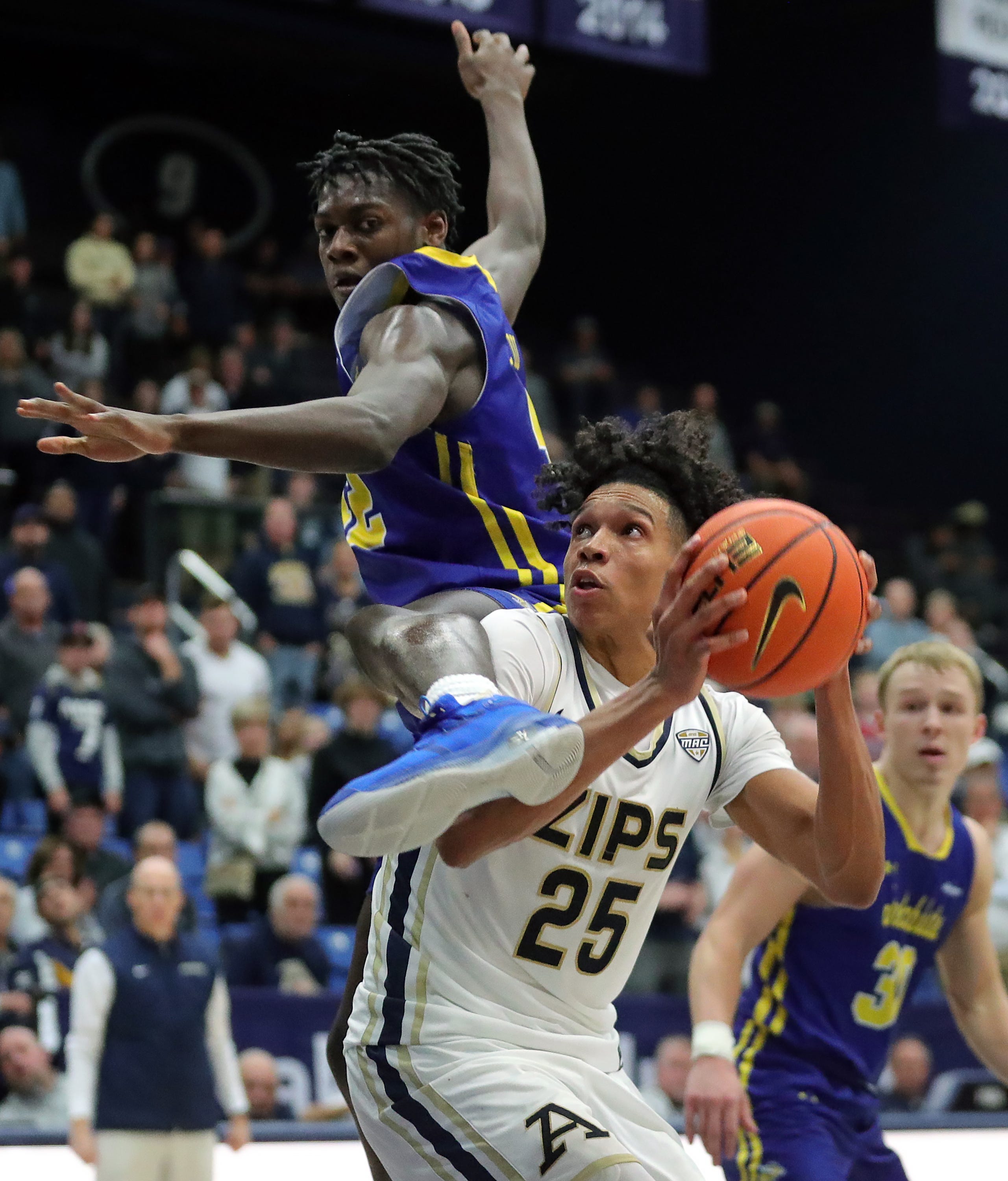 Akron men's basketball gets first road win, beats Bowling Green