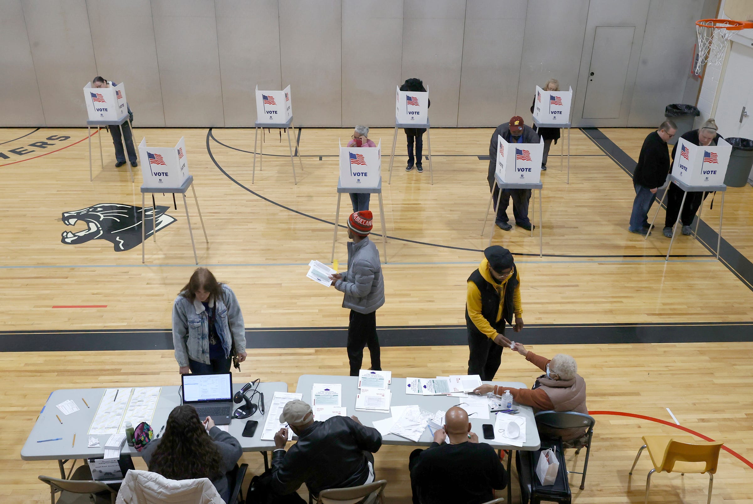 Michigan races too close to call in early election returns