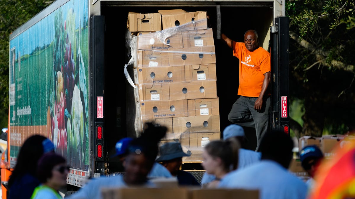 Treasure Coast Food Bank helps families with free Thanksgiving meal ...