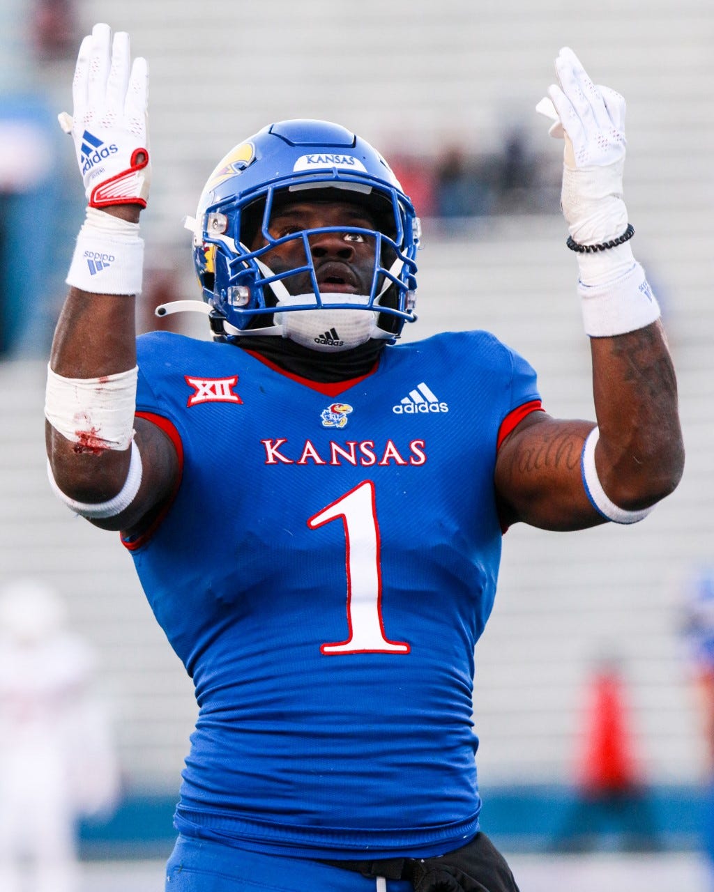 Kansas football senior Kenny Logan Jr. announces he’ll return in 2023