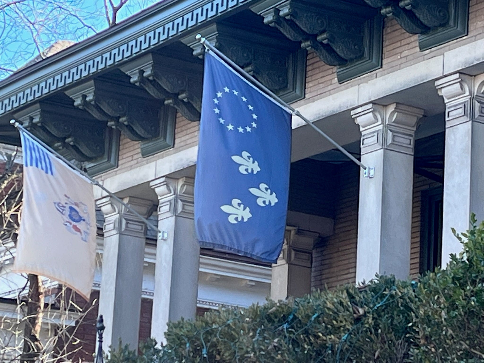Louisville flag created after city-county merger should be replaced