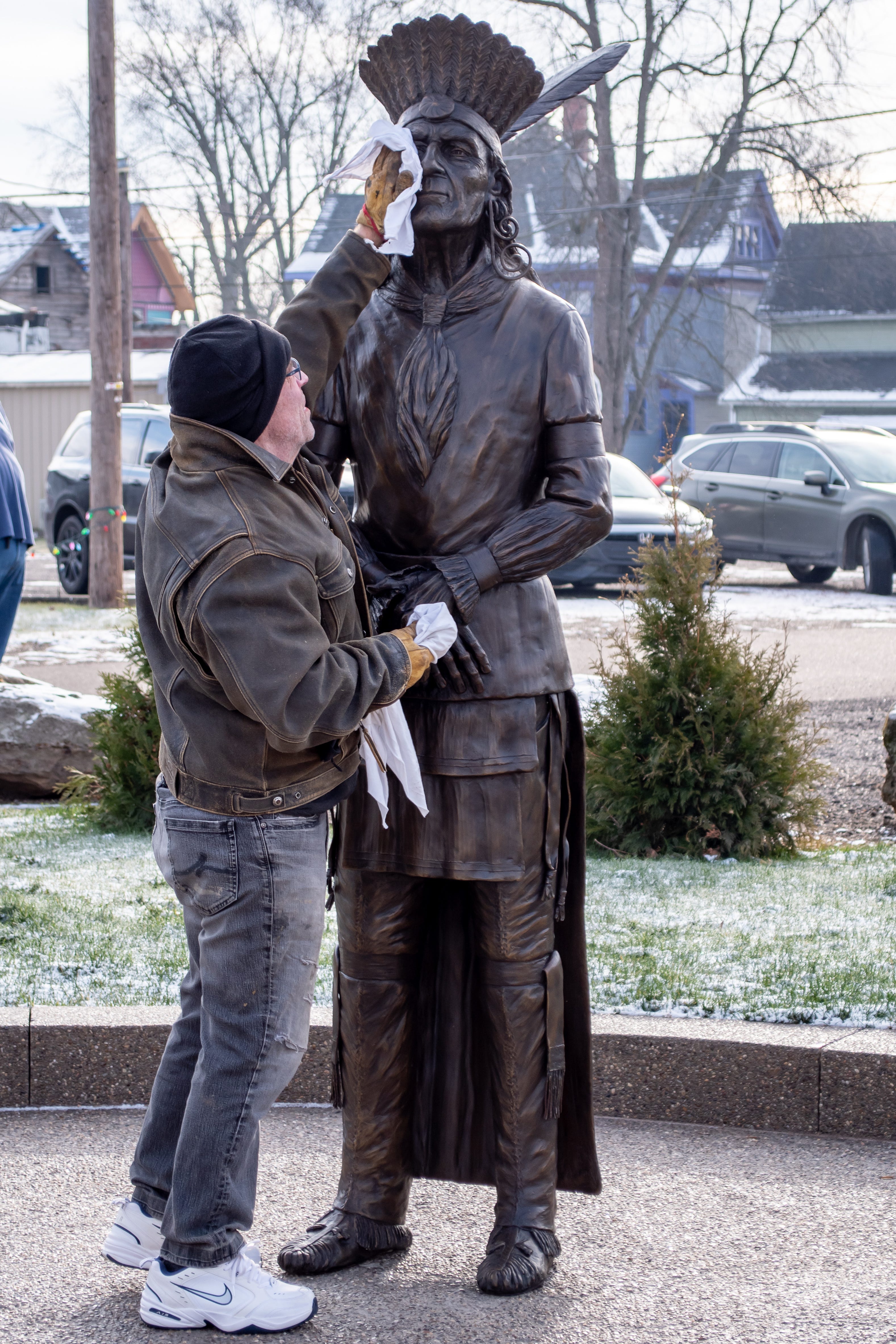 Alan Cottrill unveils Chief Netawatwees statue in Newcomerstown
