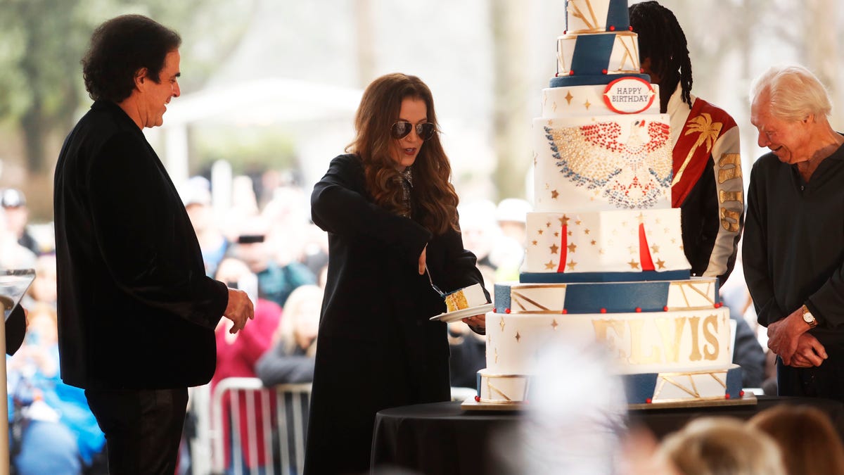 Elvis birthday: Lisa Marie Presley, fans gather at Graceland