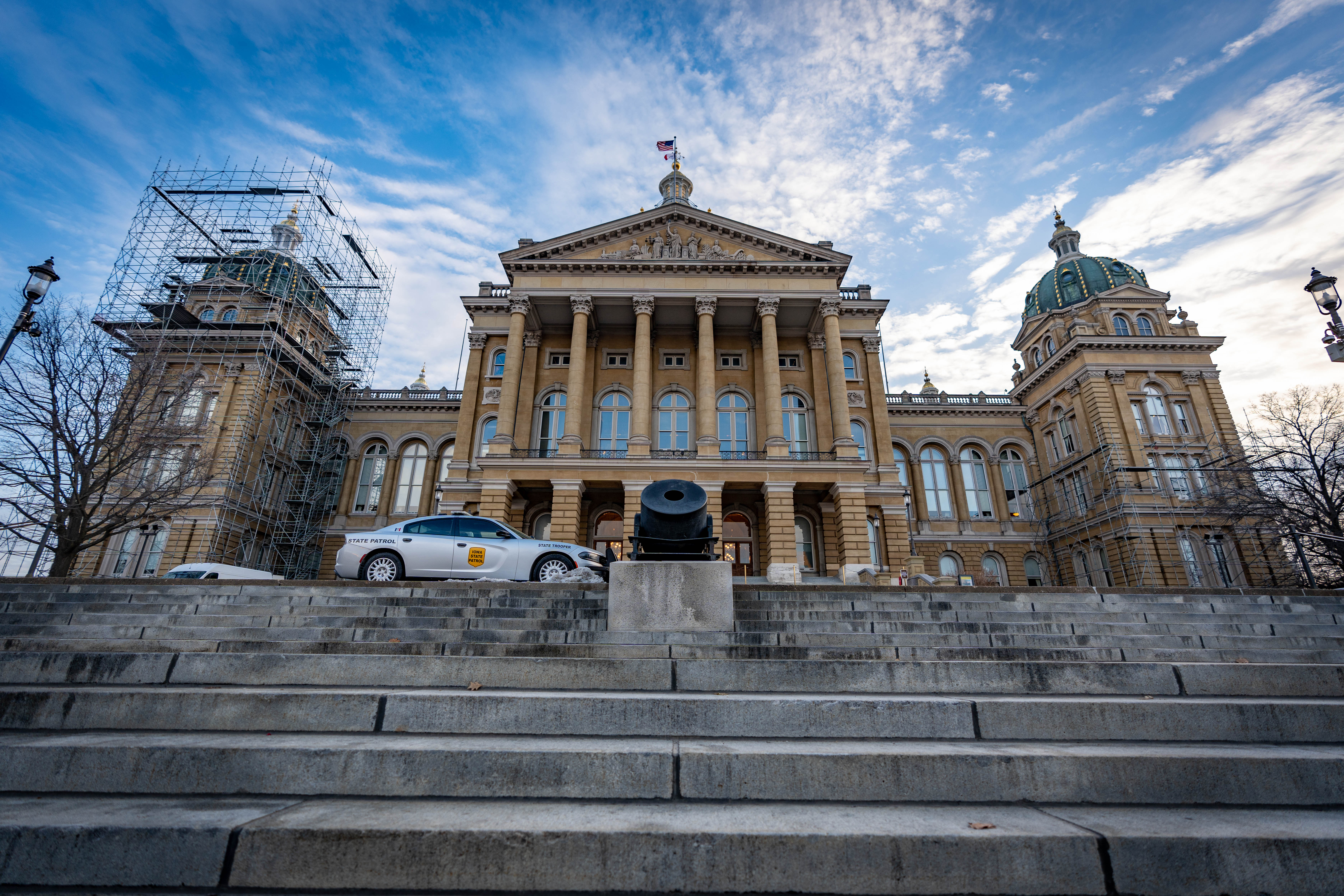 Iowa school admin defend approach to controversial books