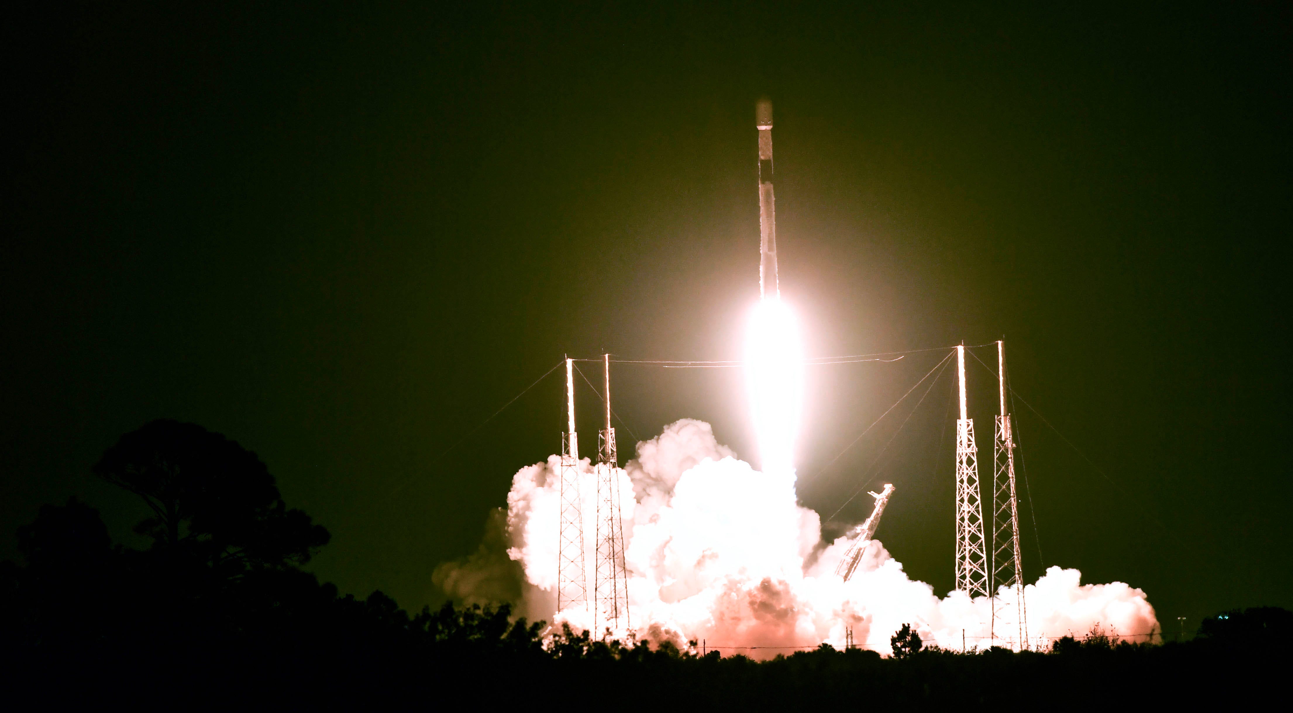 SpaceX launches Falcon 9 pre-dawn Starlink mission from Cape Canaveral