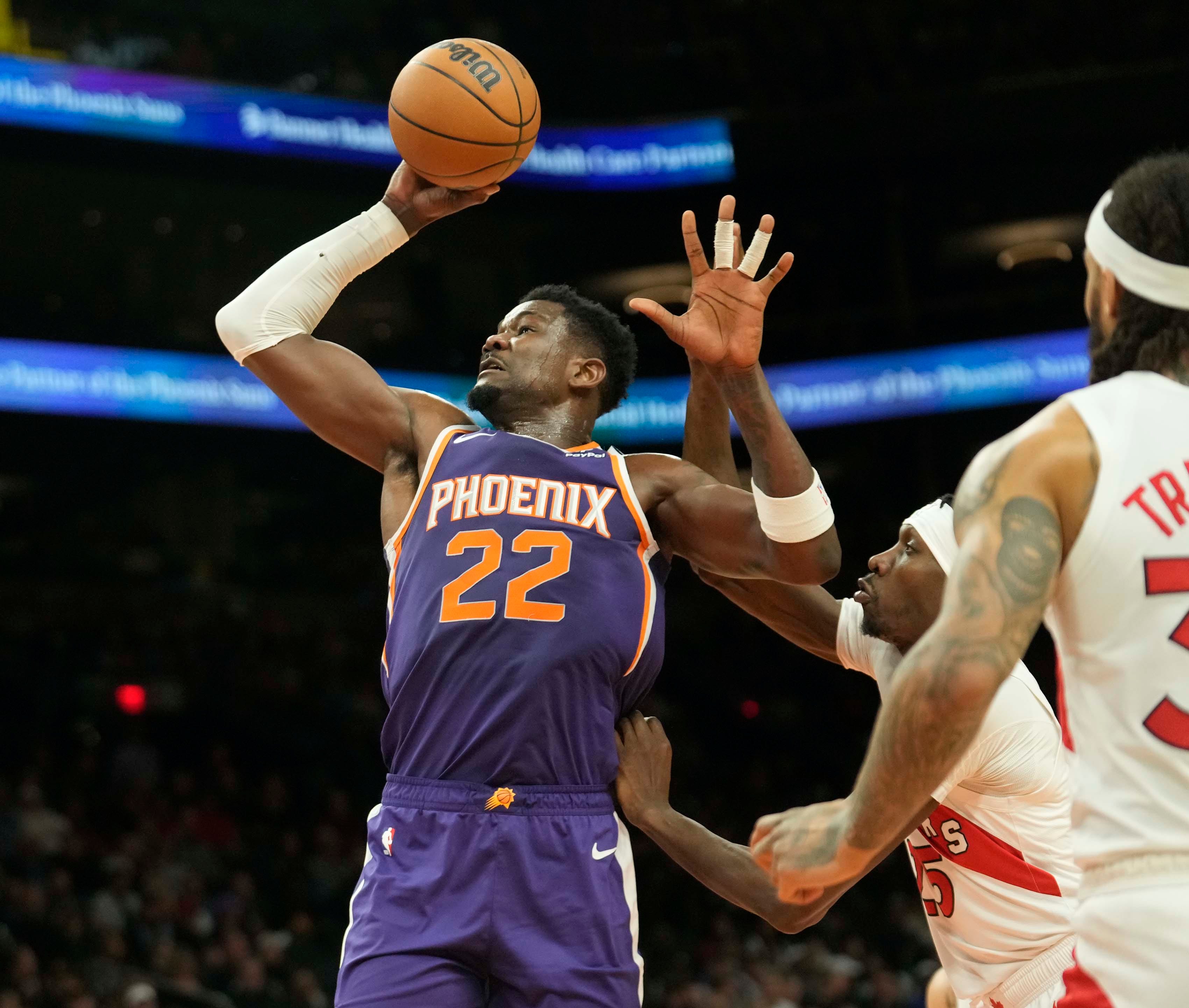 Deandre Ayton responds to Scottie Barnes in Suns' win over Raptors