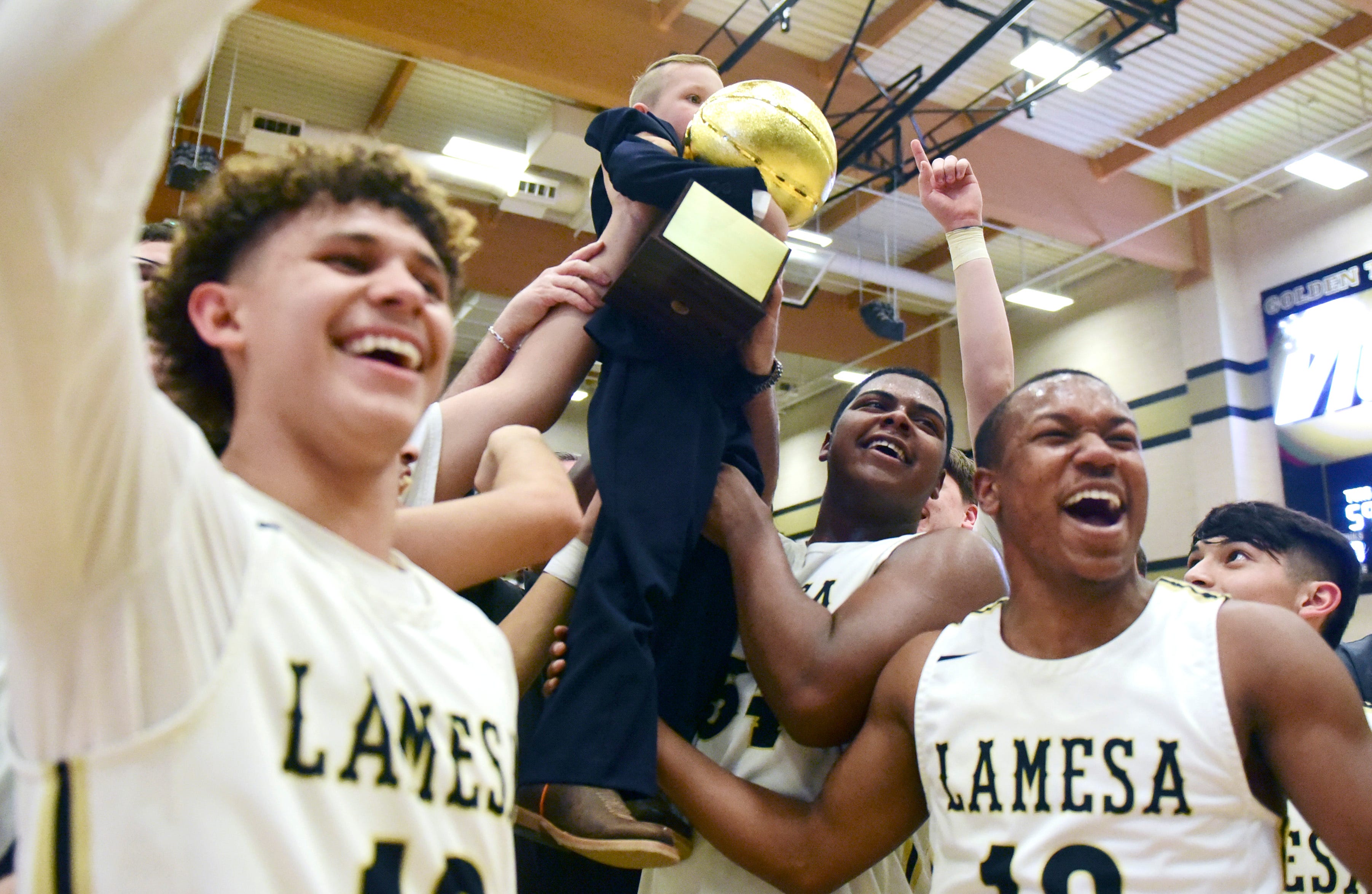 'All for the momma': Sean Zapata, Lamesa boys secure first district ...