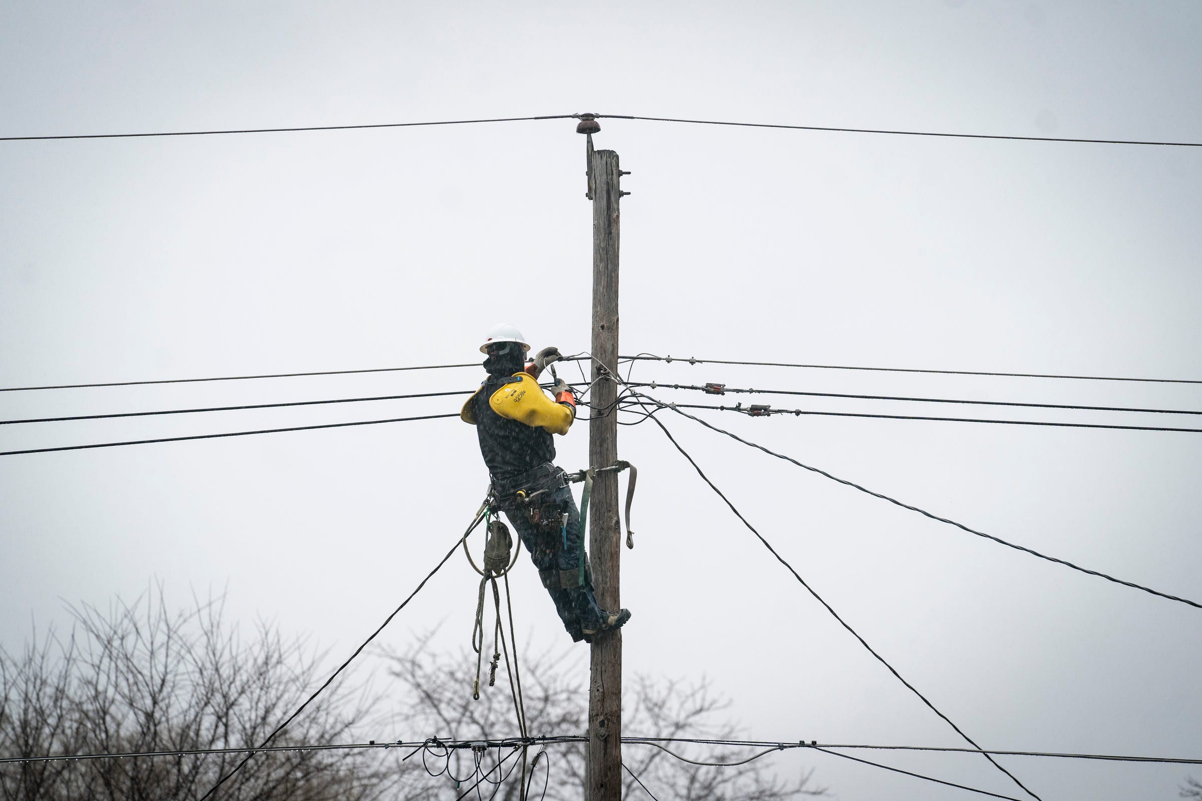High winds knock out power for thousands in metro Detroit