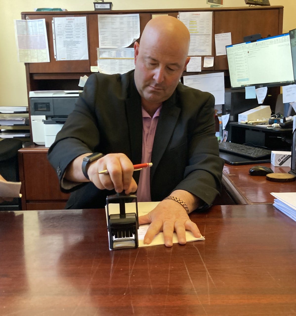 Anti-mayor petitioners say they have enough signatures for ballot question