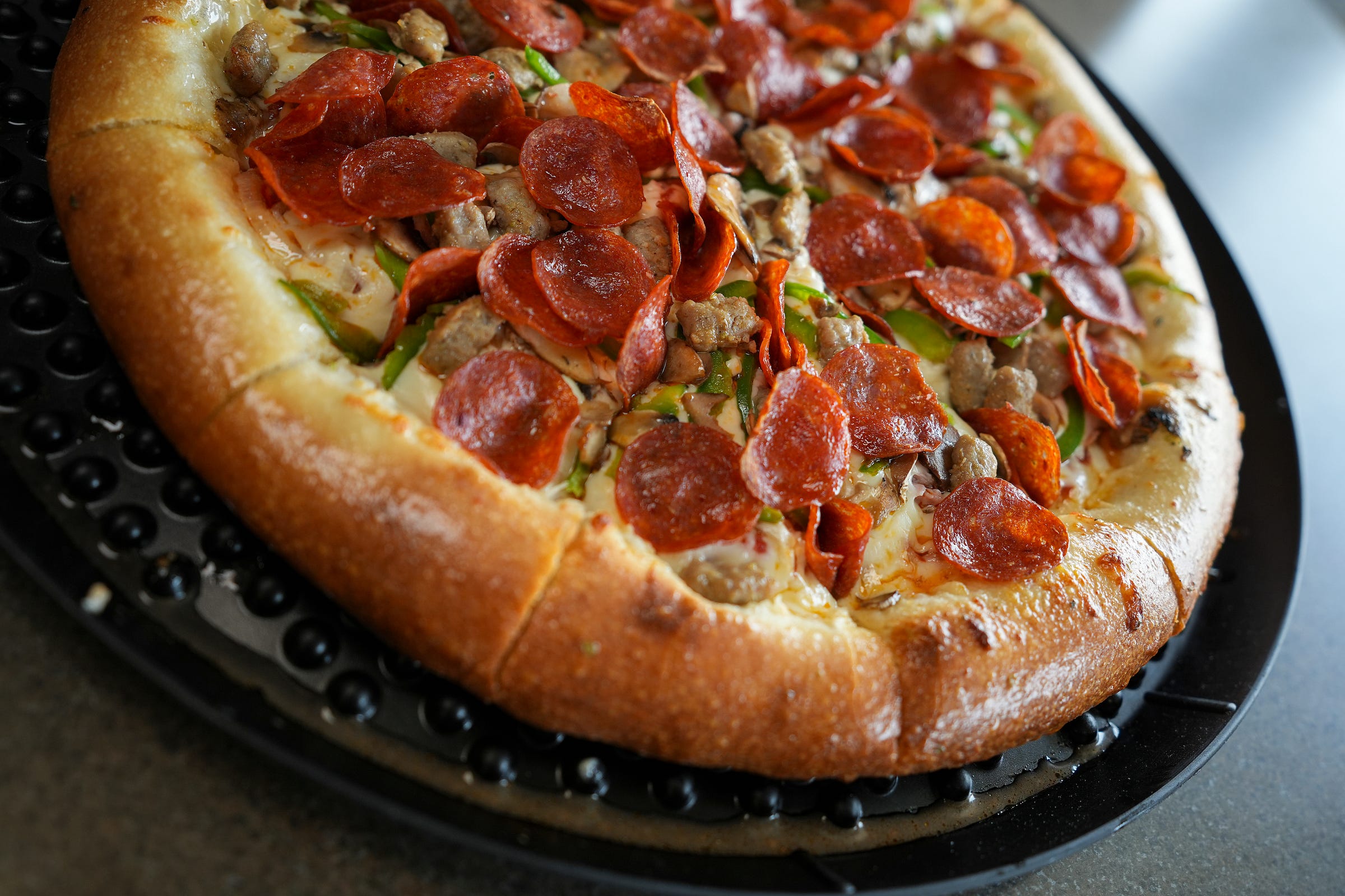 Sculptor Michael Naranjo visits the Indiana School for the Blind