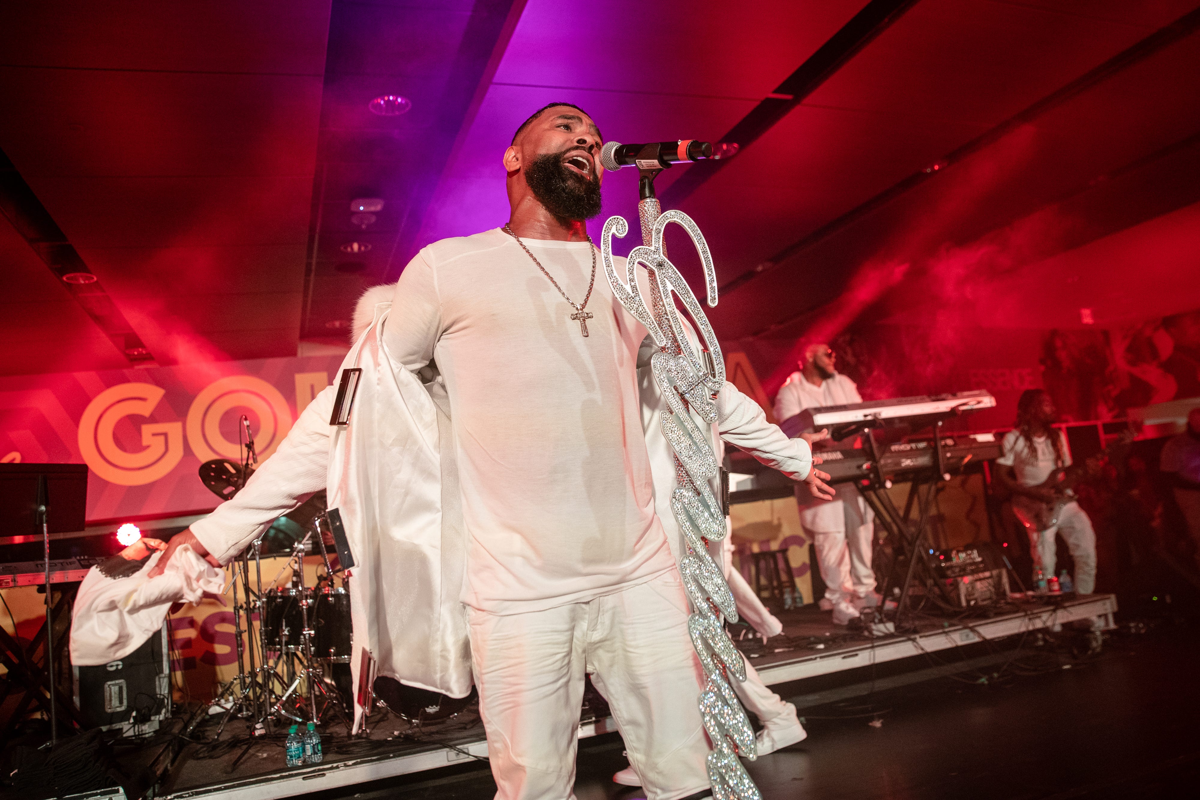 Ginuwine falls off stage during Lover & Friends festival, laughs it off ...